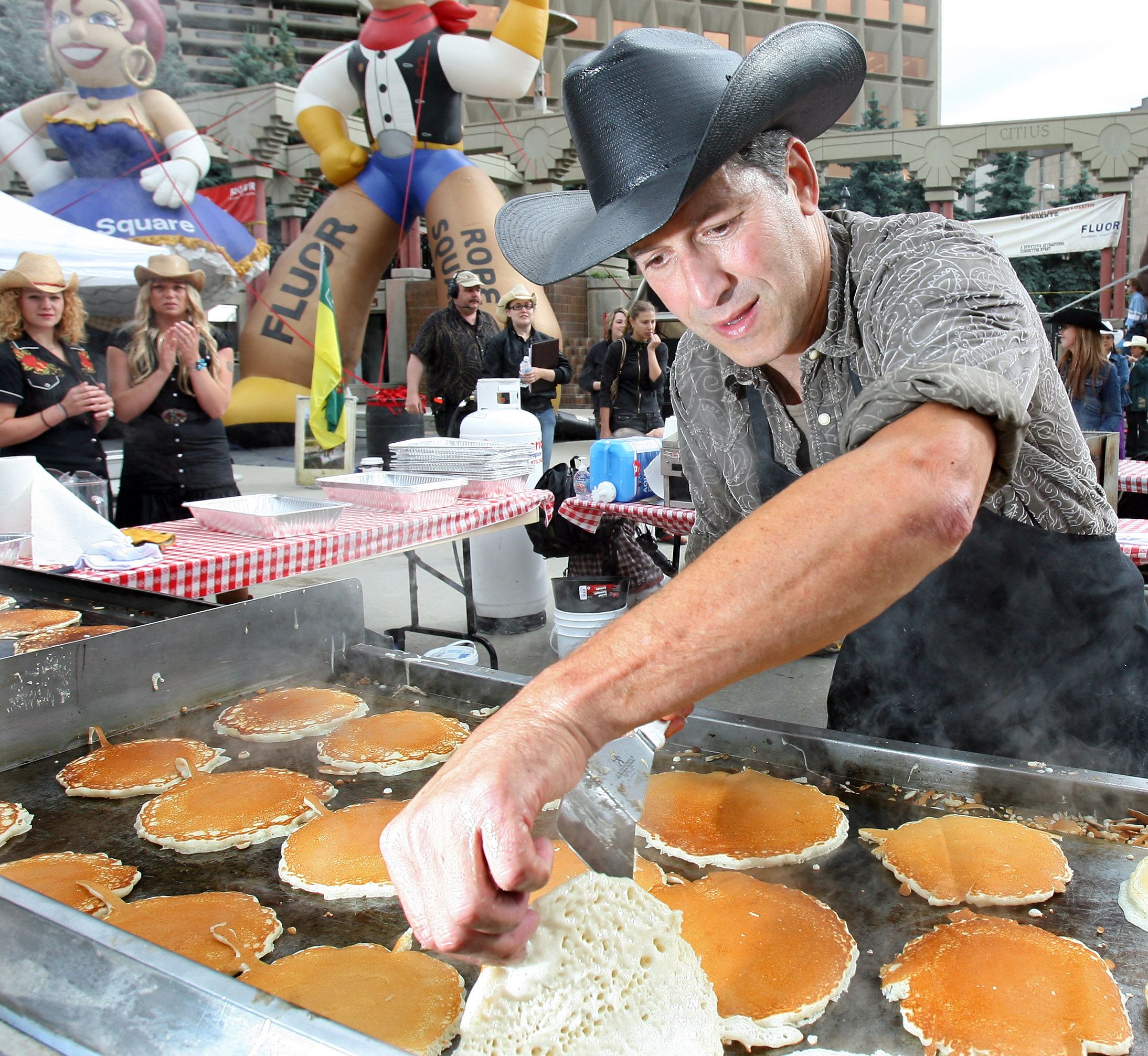 Bob Blumer from the Food Network flips pancakes to a world record in ...