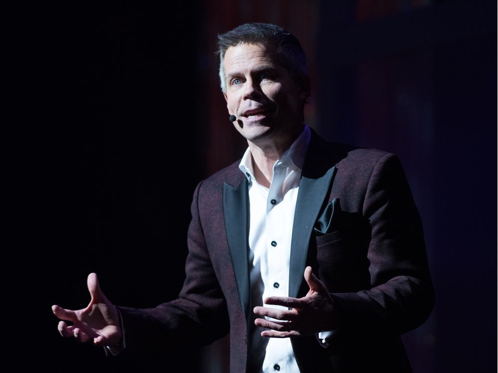 Dave Kelly puts on a party with friends before braving a solo show ...