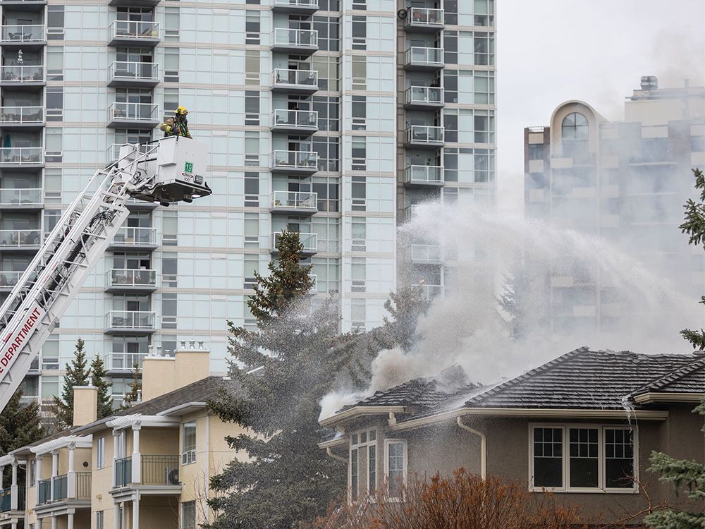 Calgary firefighters battle fire in southwest Calgary | Calgary Herald