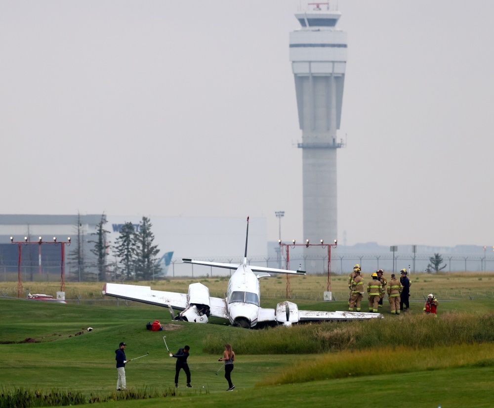 Small plane crashes into Calgary golf course | Calgary Herald