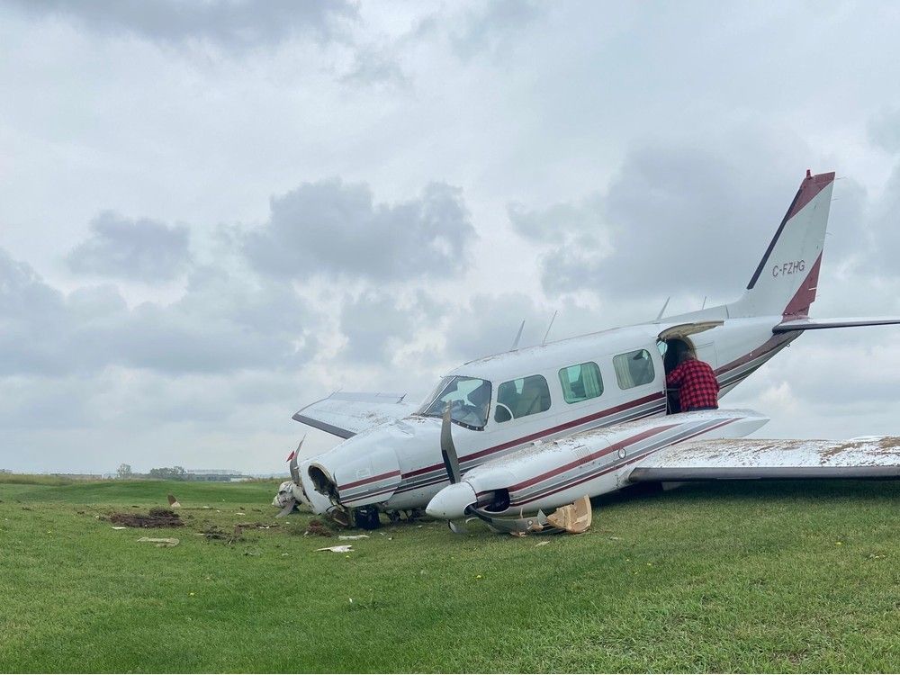 Small plane crashes into Calgary golf course | Calgary Herald