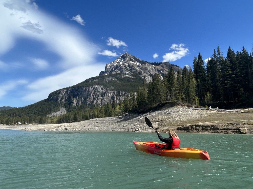 One dead, one missing after canoe capsizes on Barrier Lake | Calgary Herald
