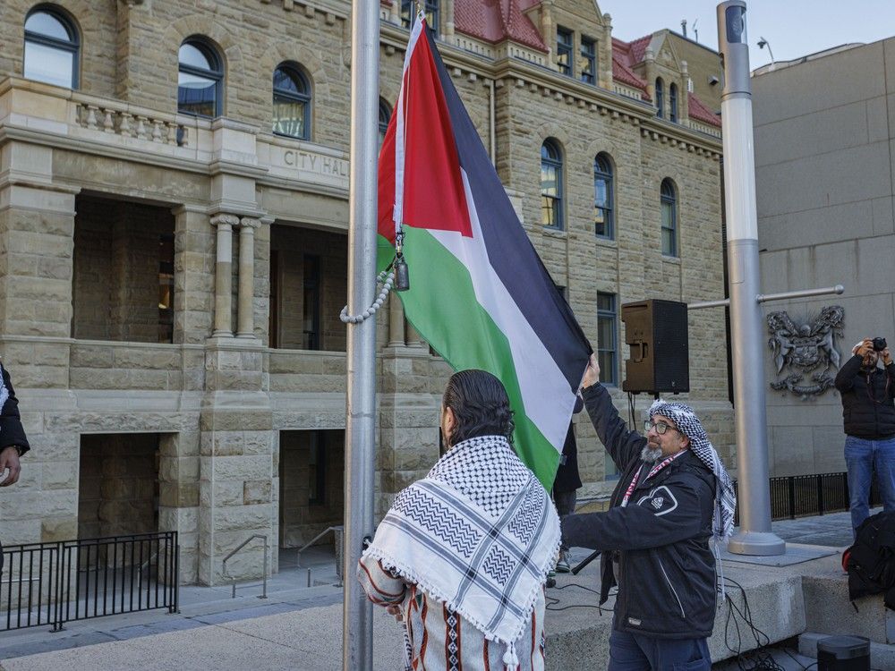 "A moment that will go down in history" — Palestinian flag raised at ...