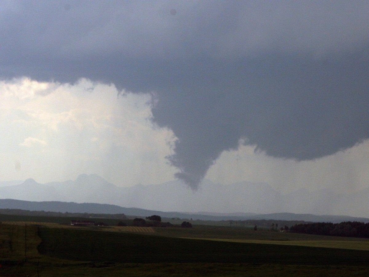 Funnel clouds possible in parts of Alberta, Environment Canada says ...