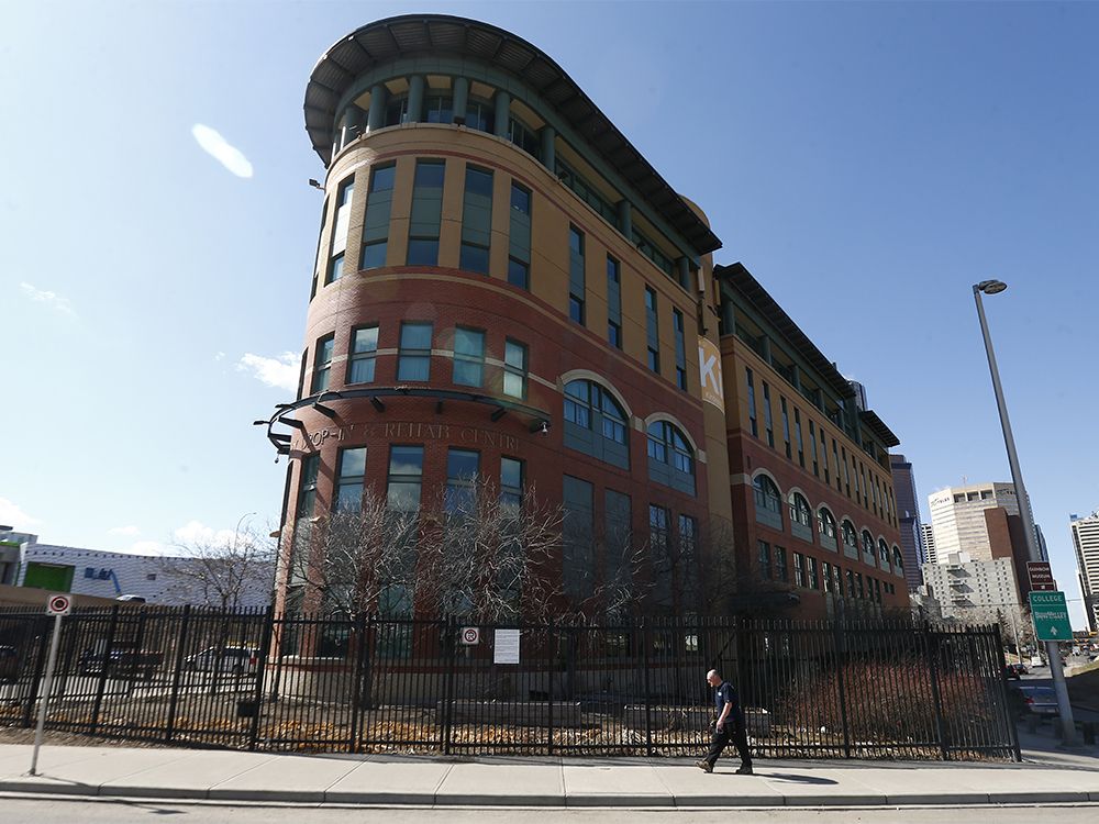 Smoke forces hundreds to flee from Drop-In Centre shelter | Calgary Sun