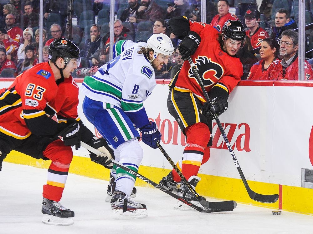 Calgary Flames sign defenceman Chris Tanev to four-year pact | Calgary Sun