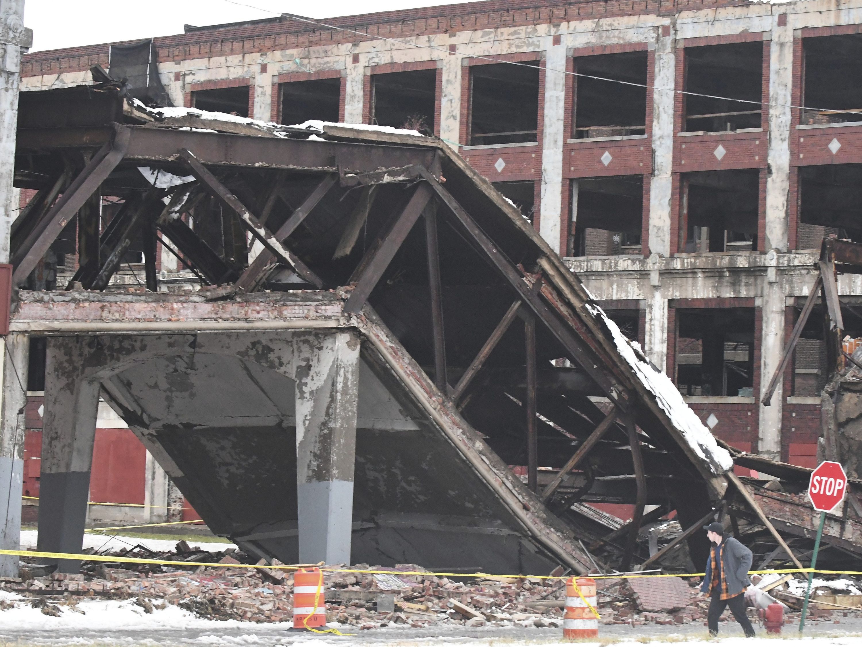 Packard pedestrian bridge collapses in Detroit | Canoe