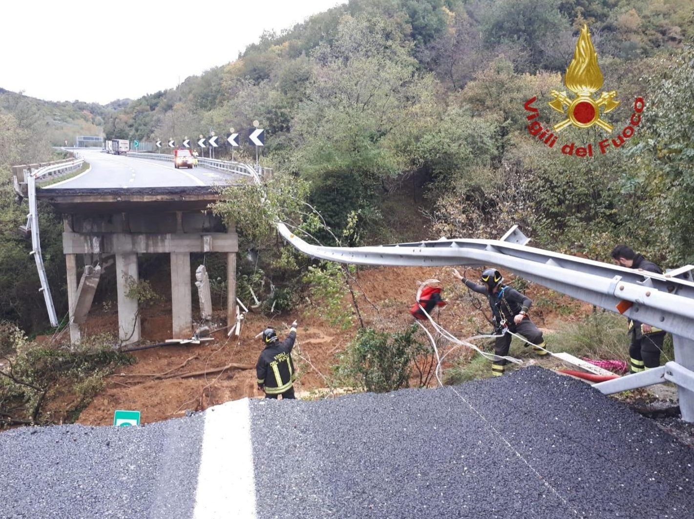 Highway bridge collapses in northern Italy after landslide | Canoe