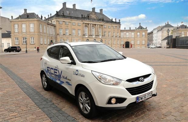 Preview: Hyundai Tucson Fuel Cell Electric Vehicle | Driving