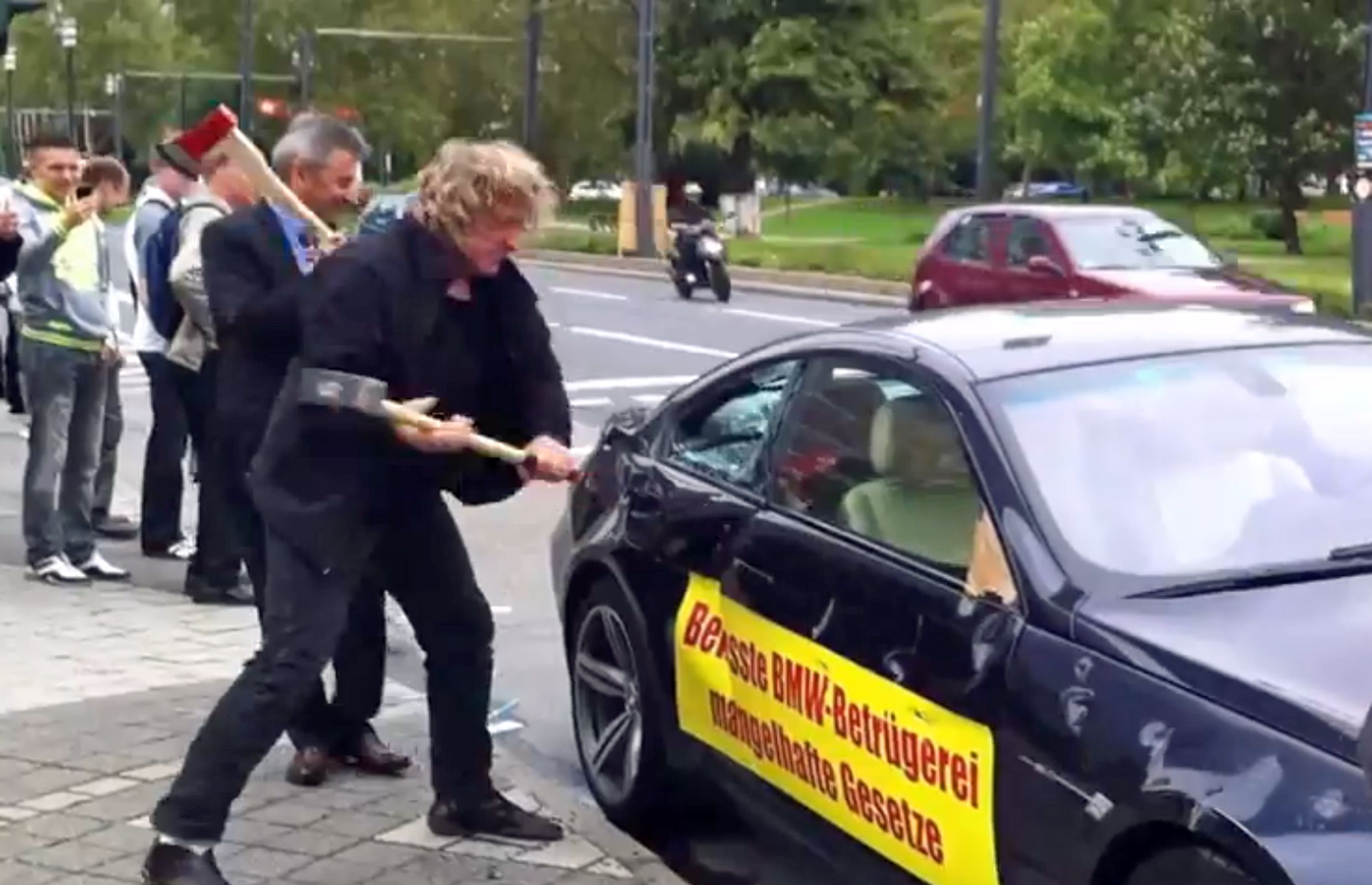 Midday Matinee: Watch an angry BMW owner smash up his M6 | Driving