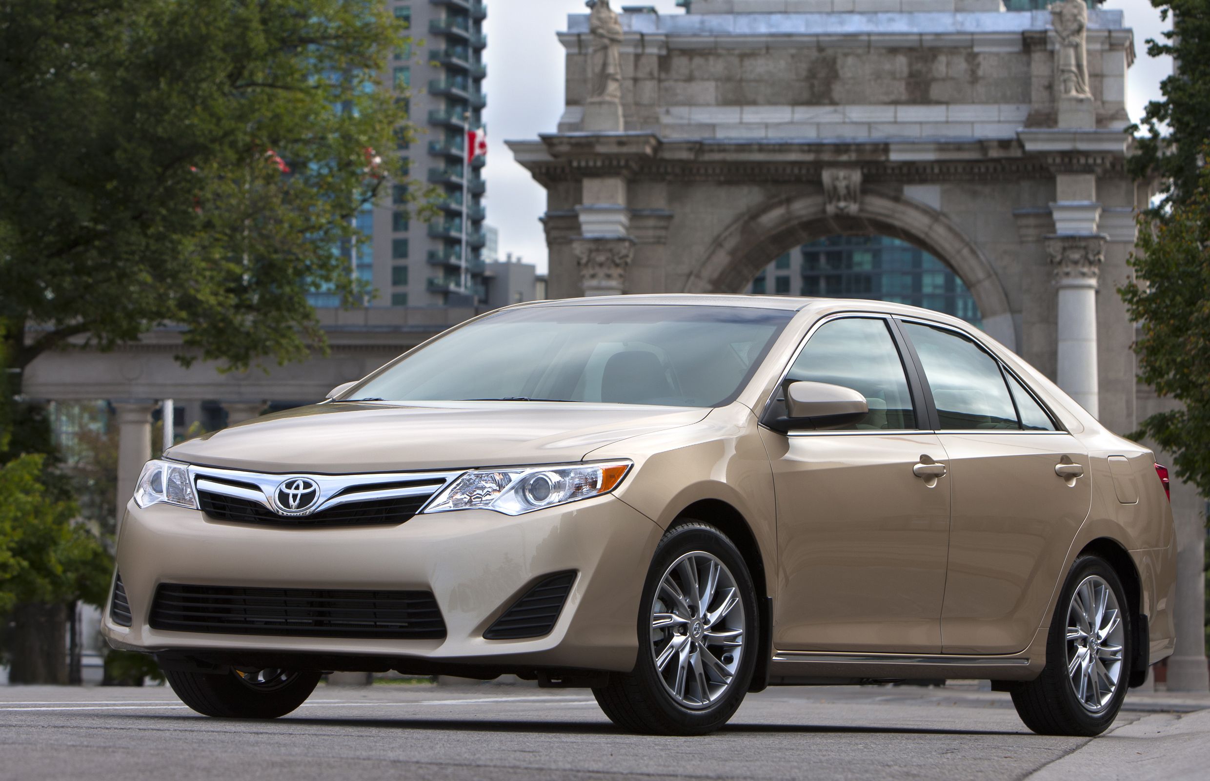 Sedan: 2014 Toyota Camry | Driving