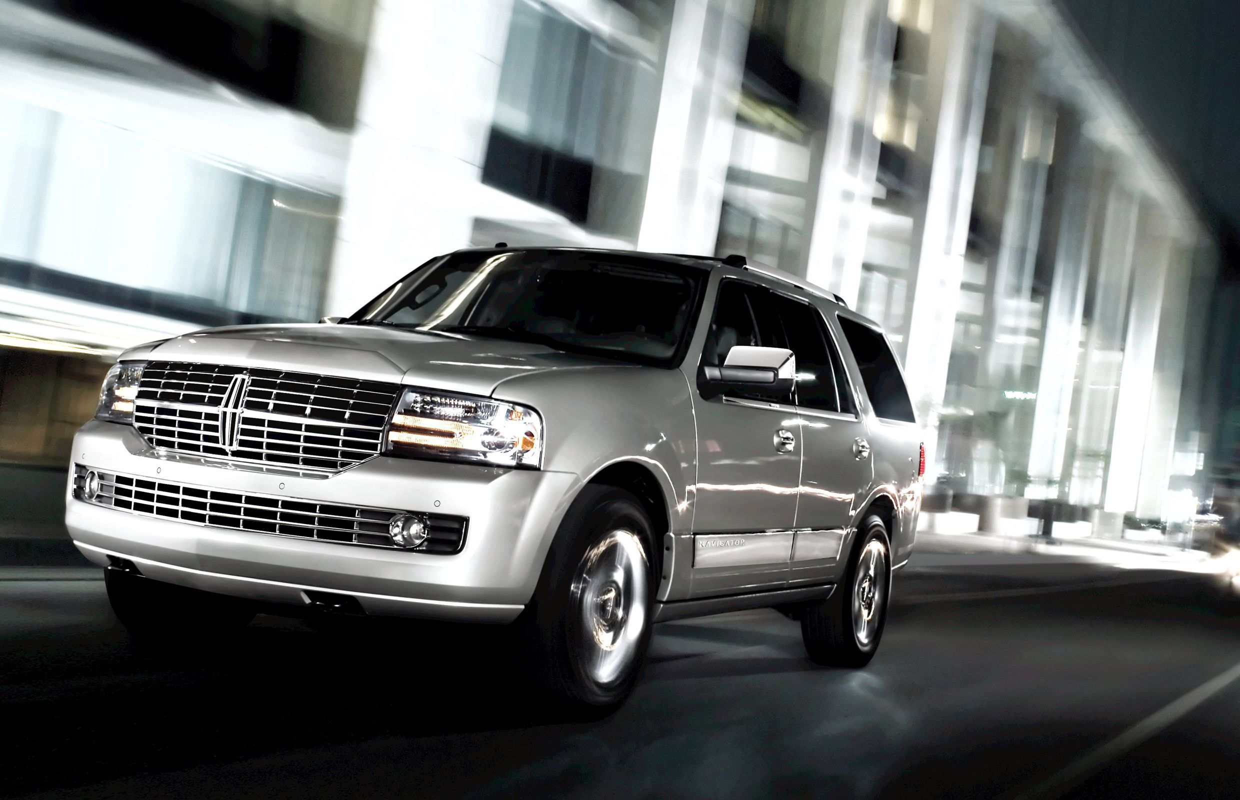 SUV: 2014 Lincoln Navigator | Driving
