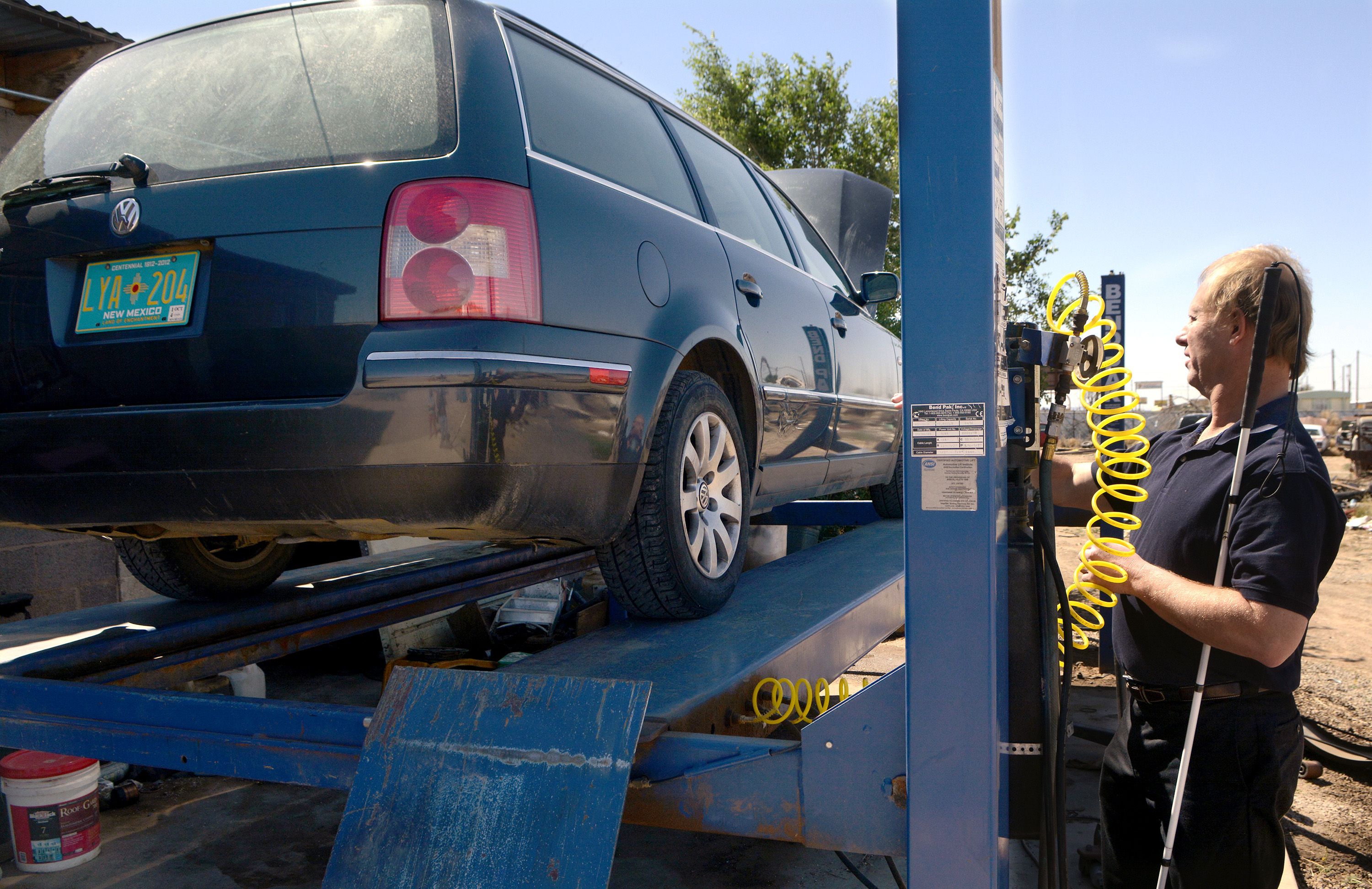 Blind man gets auto mechanics degree; fixes car by listening, feeling ...