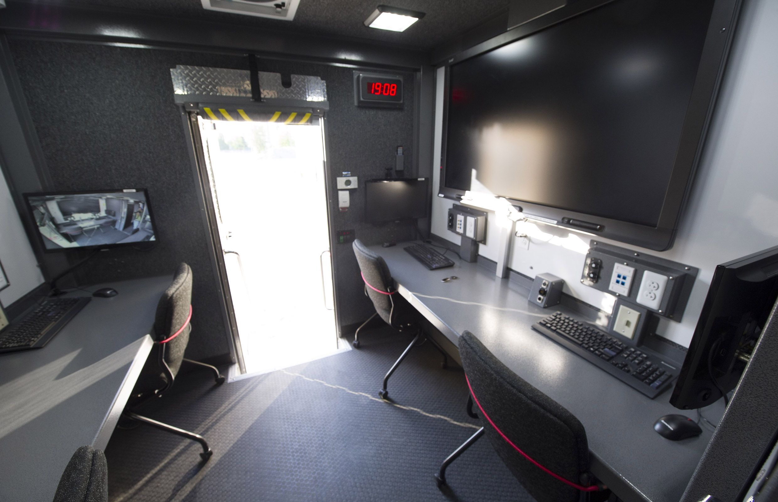 Mobile command rolls Freightliner to major incidents | Driving