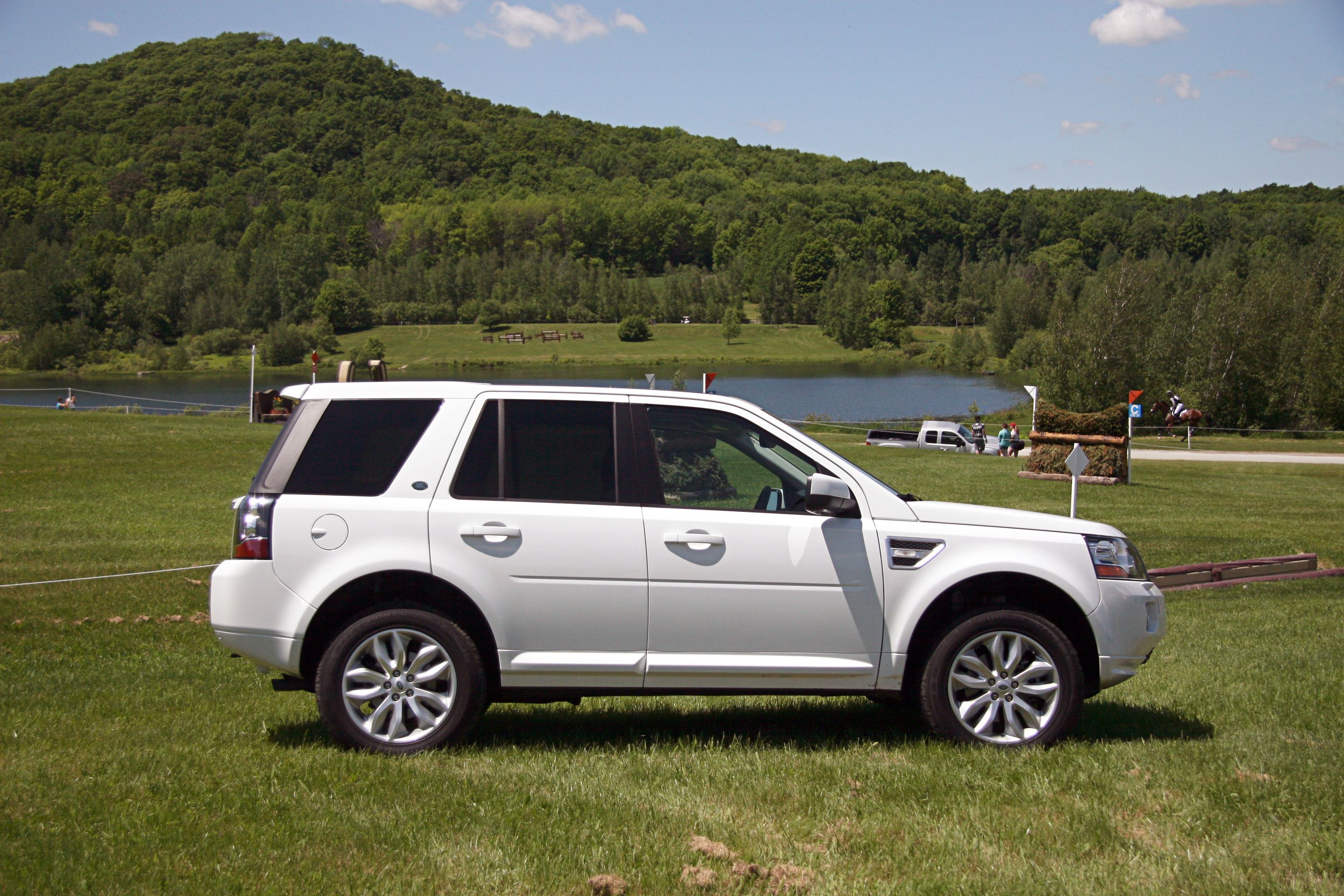 SUV Review: 2014 Land Rover LR2 | Driving