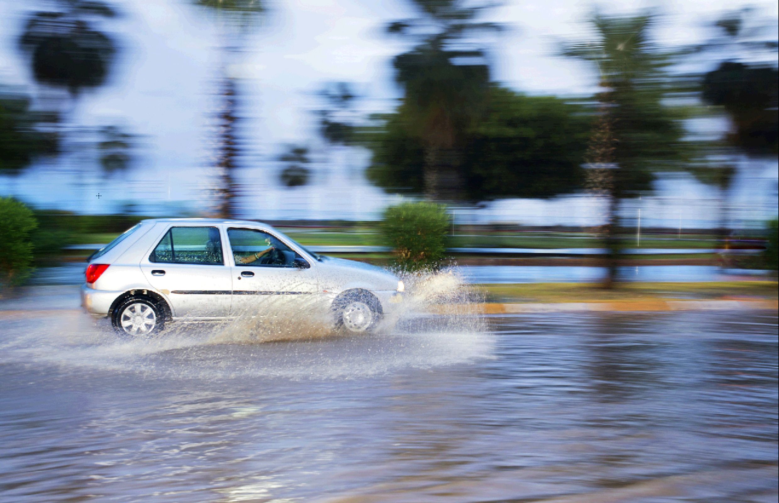 Top 10 tips for driving in rain | Driving
