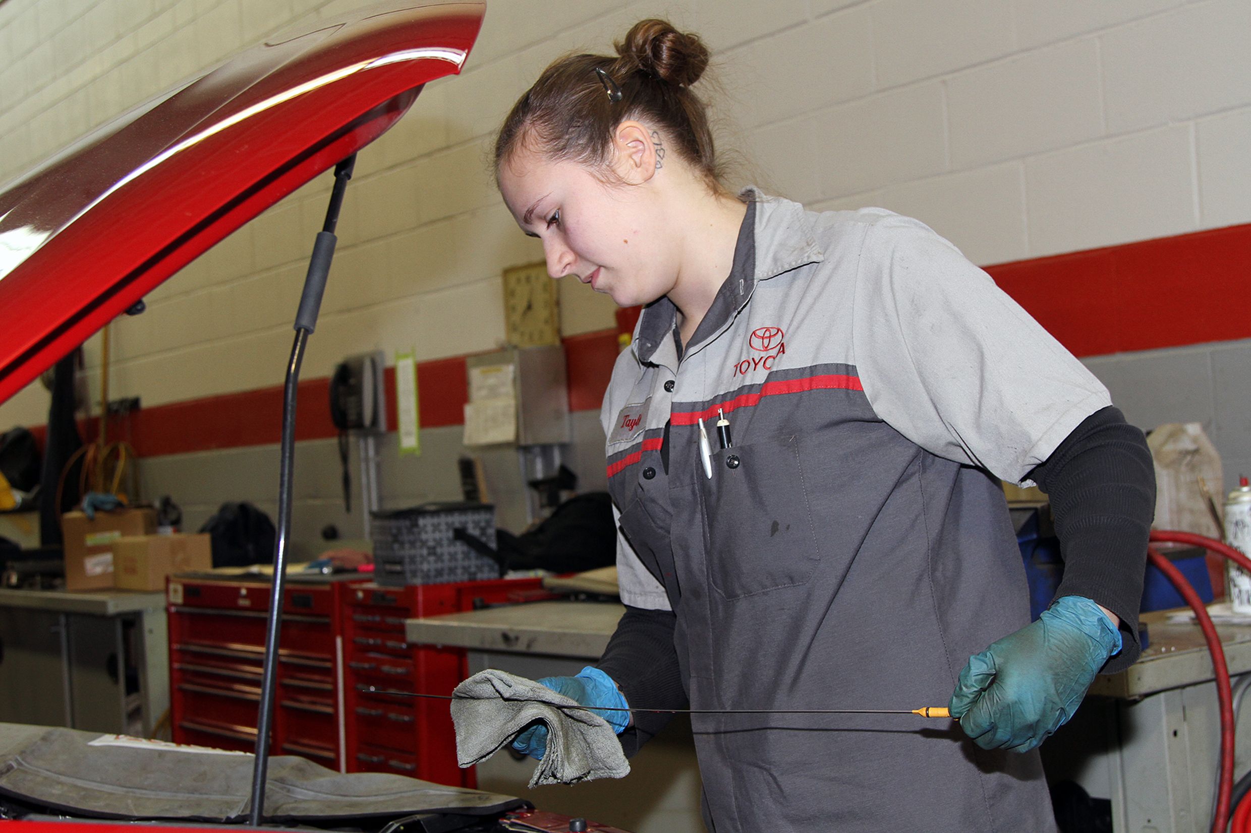 Women at the Wheel: Aspiring mechanic is living her dream | Driving