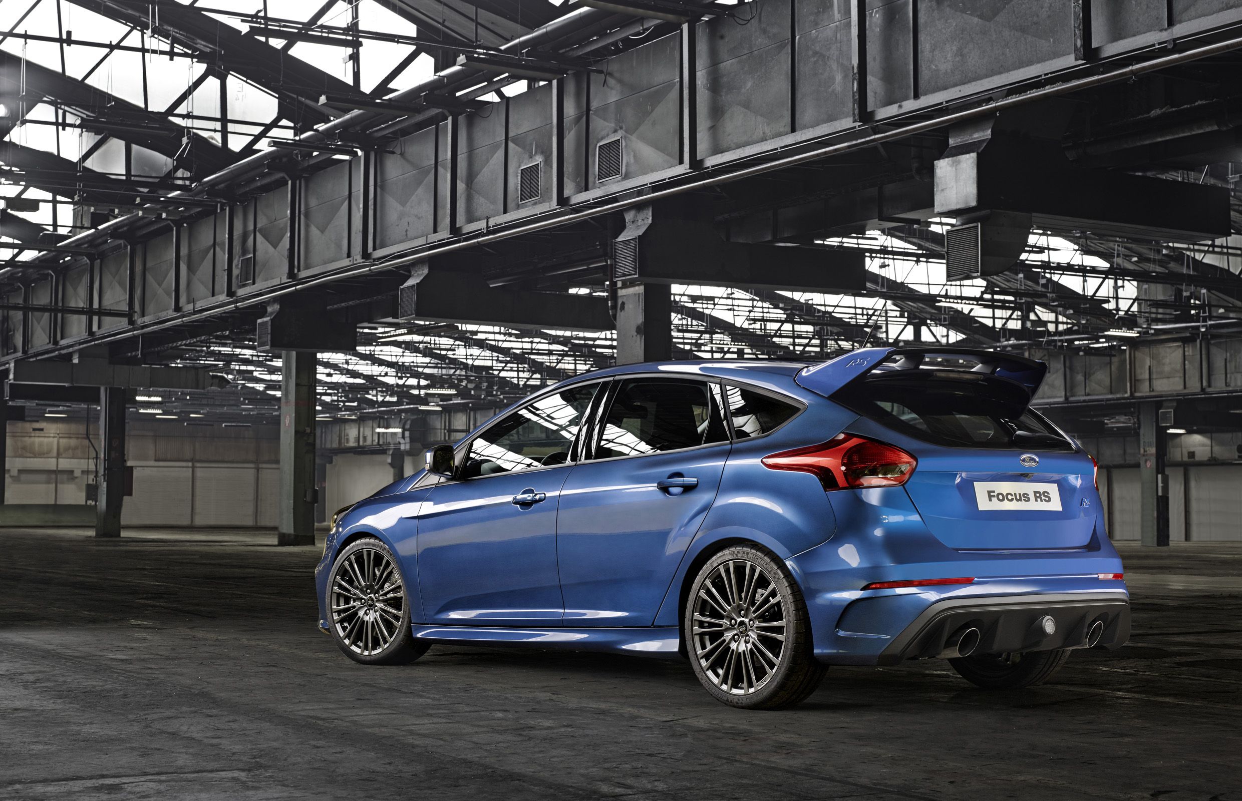 Ford Focus RS goes mad with 345 horsepower | Driving