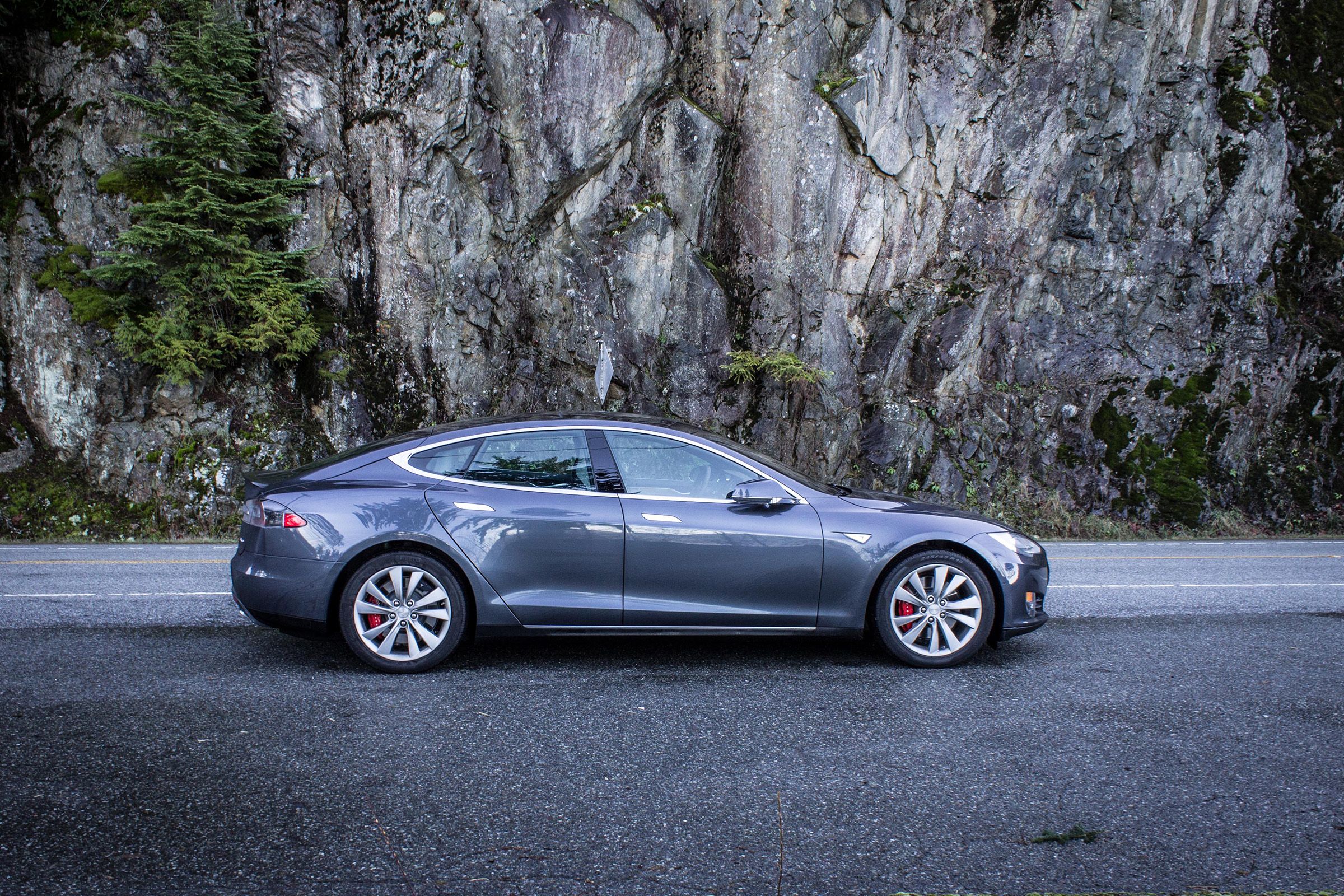 Tesla expands to used car sales on the internet | Driving