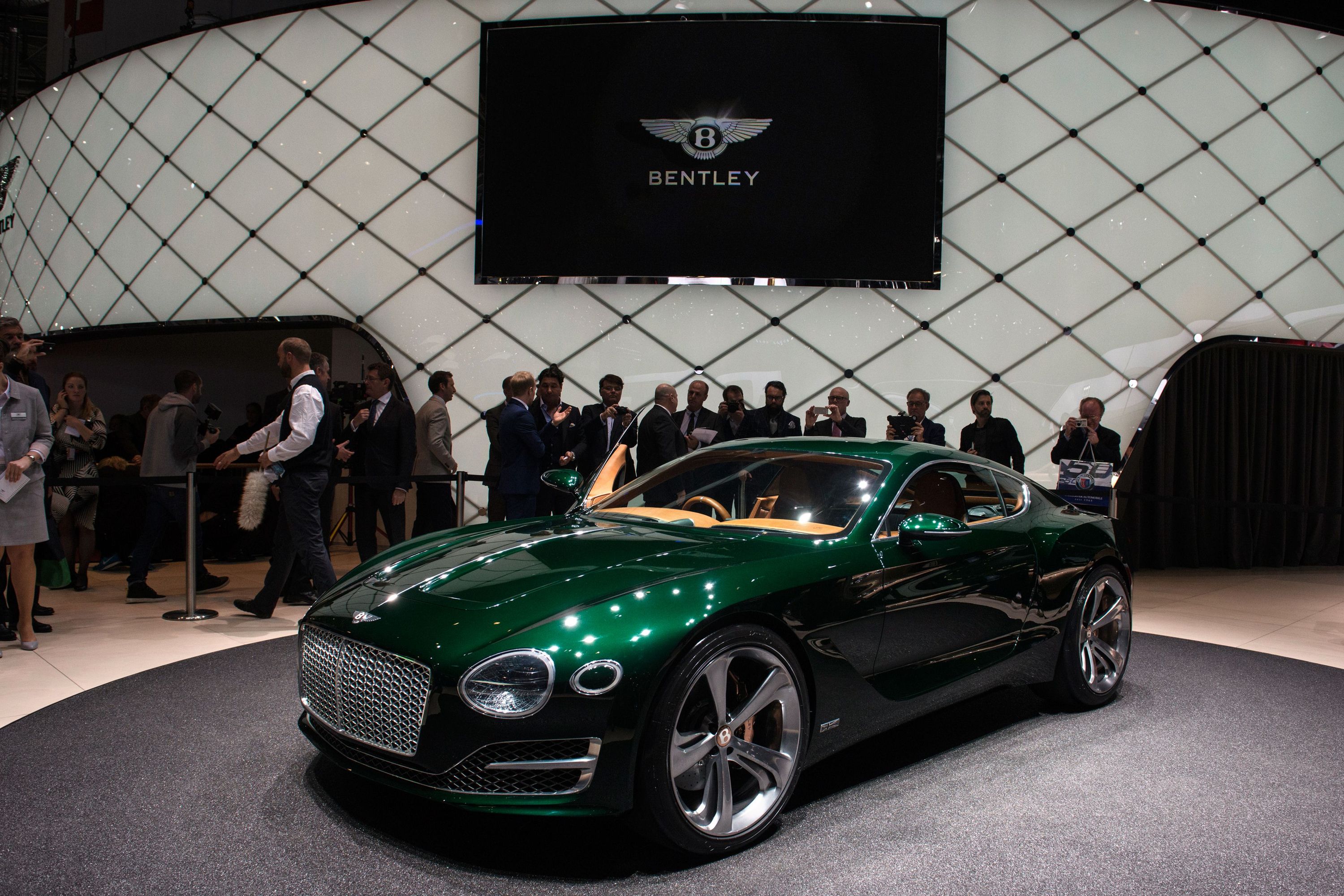 New Bentley stuns the crowd in Geneva | Driving