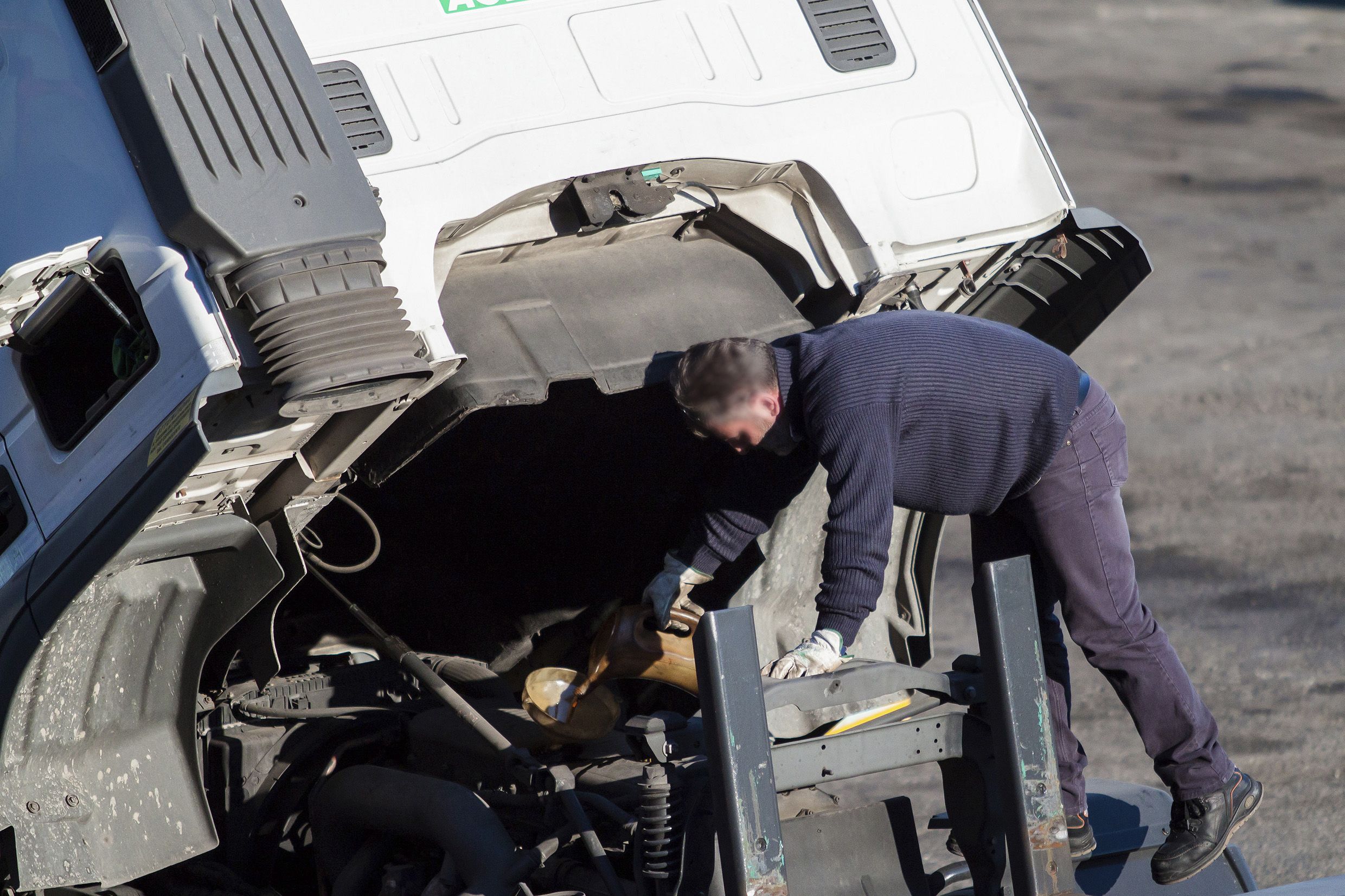 Big Rigs: Veteran truckers have some maintenance tricks up their ...