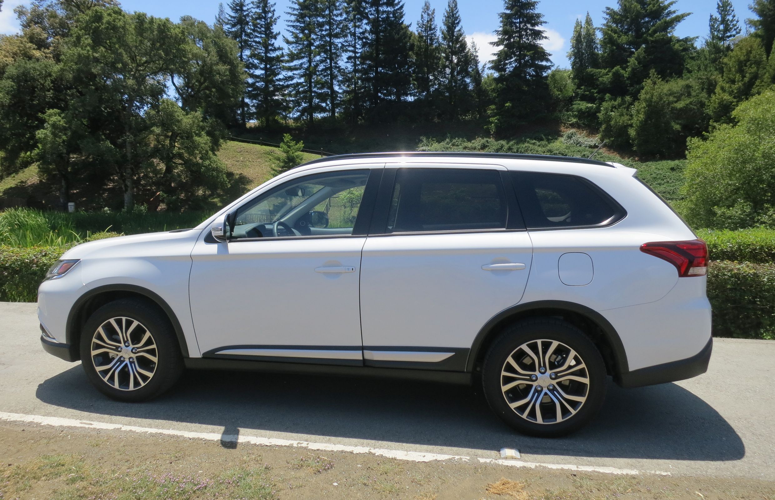 First Drive: 2016 Mitsubishi Outlander | Driving