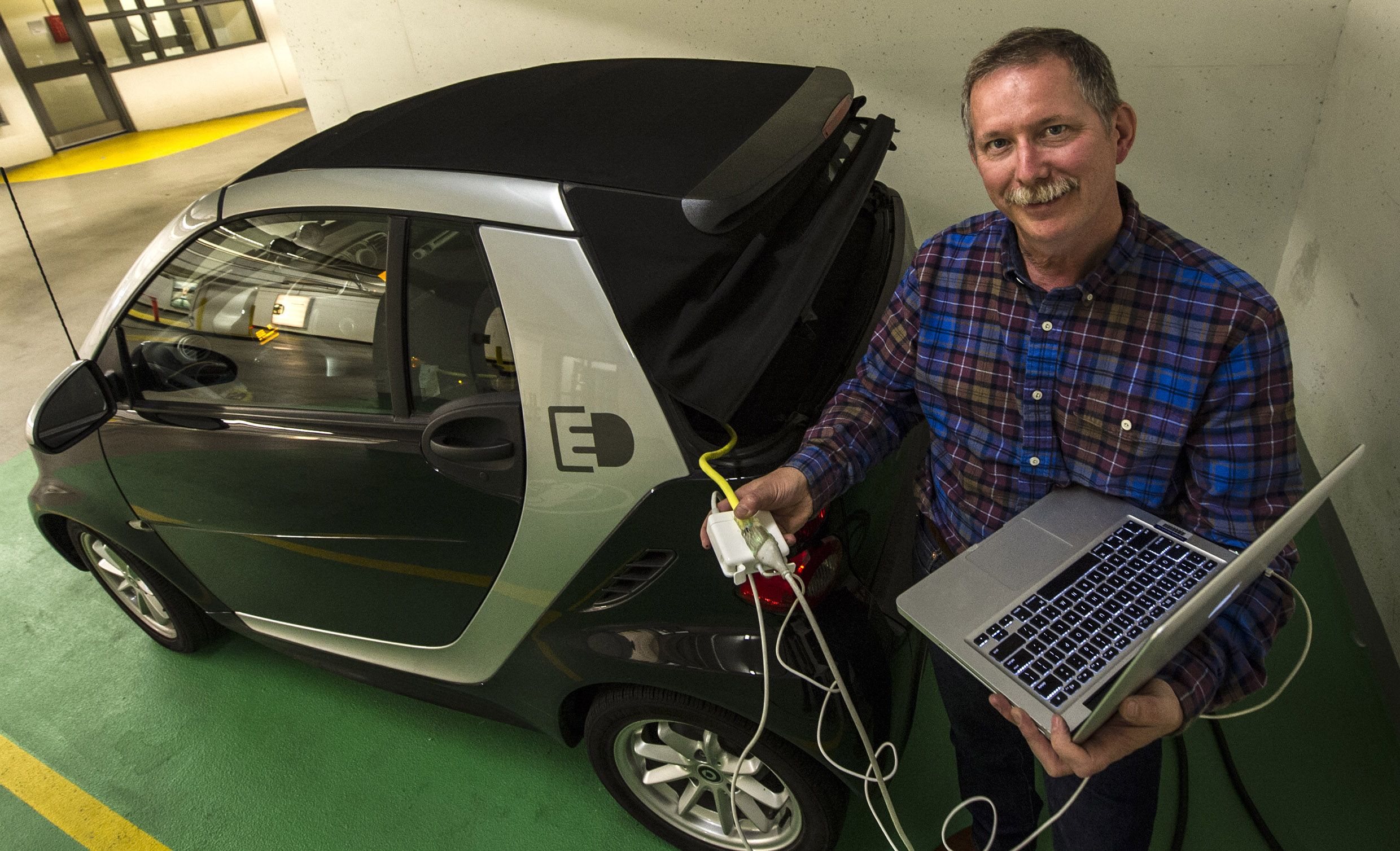 B.C. man plugs into his electric Smart car during power failure | Driving