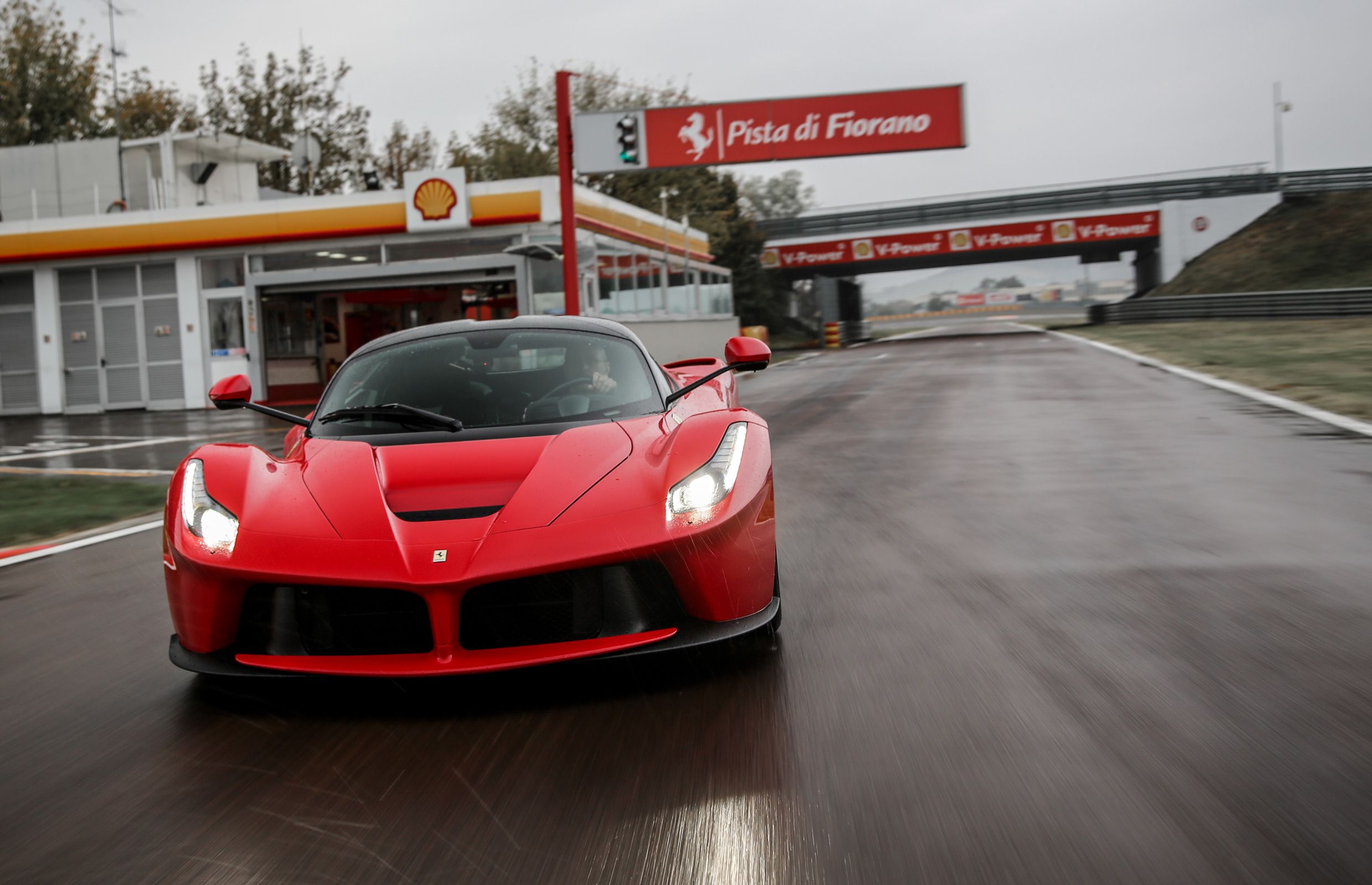 The LaFerrari conquers rain — and its supercar competition | Driving