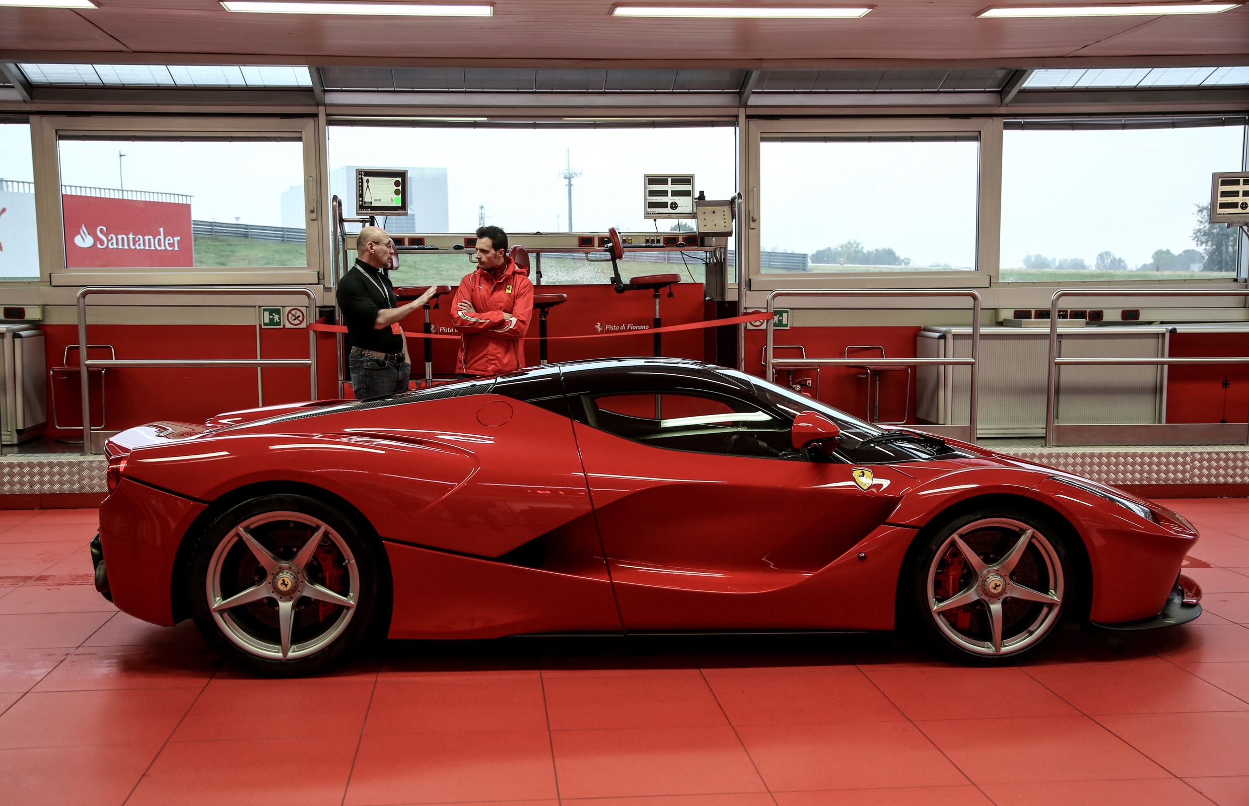 The LaFerrari conquers rain — and its supercar competition | Driving