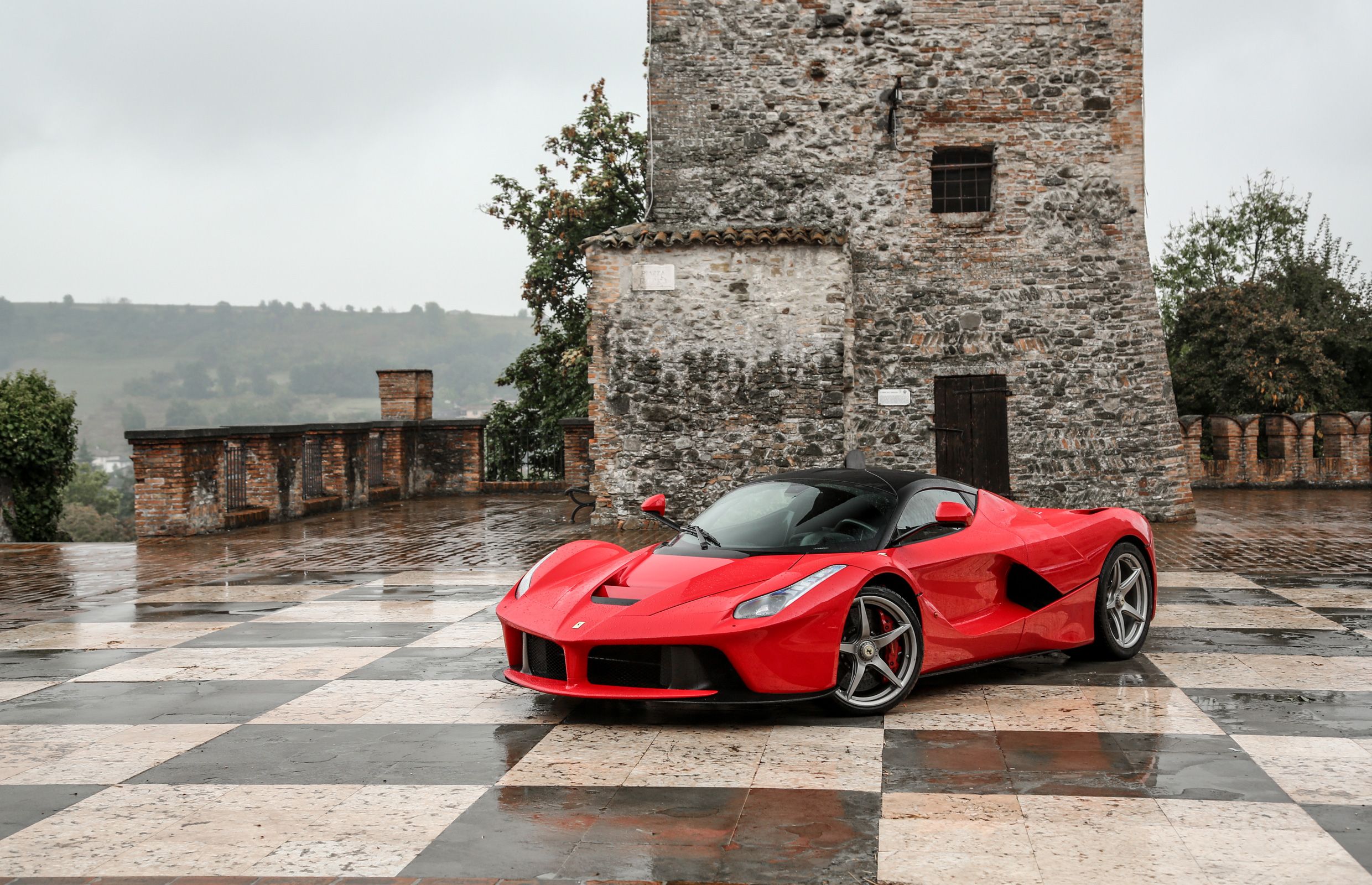 The LaFerrari conquers rain — and its supercar competition | Driving