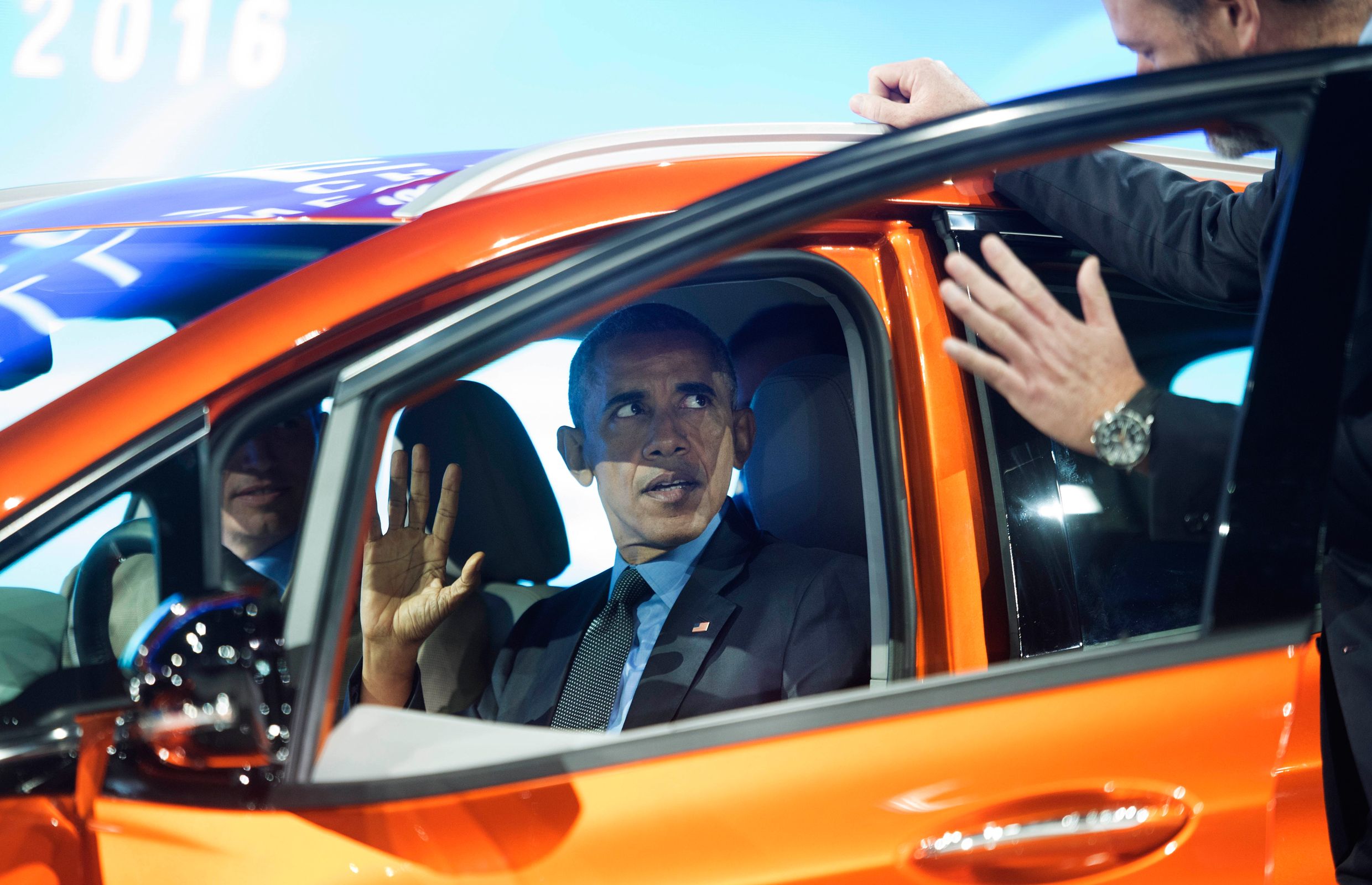 Obama tours Detroit auto show, hails revival of U.S. auto industry ...