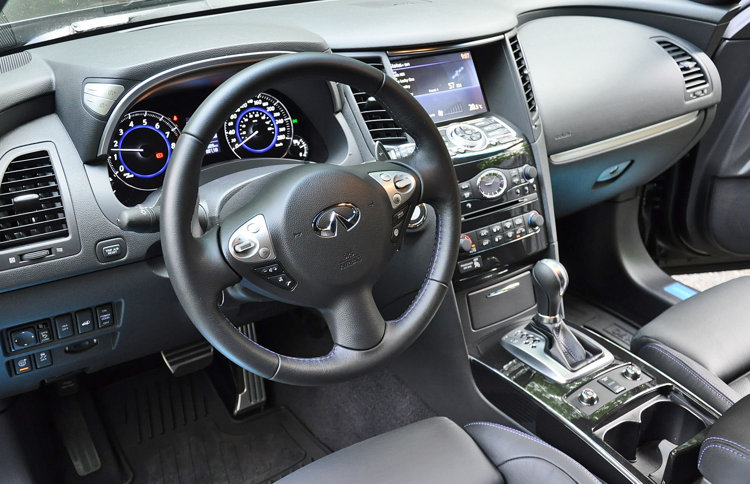 SUV Review: 2016 Infiniti QX70 AWD Sport | Driving