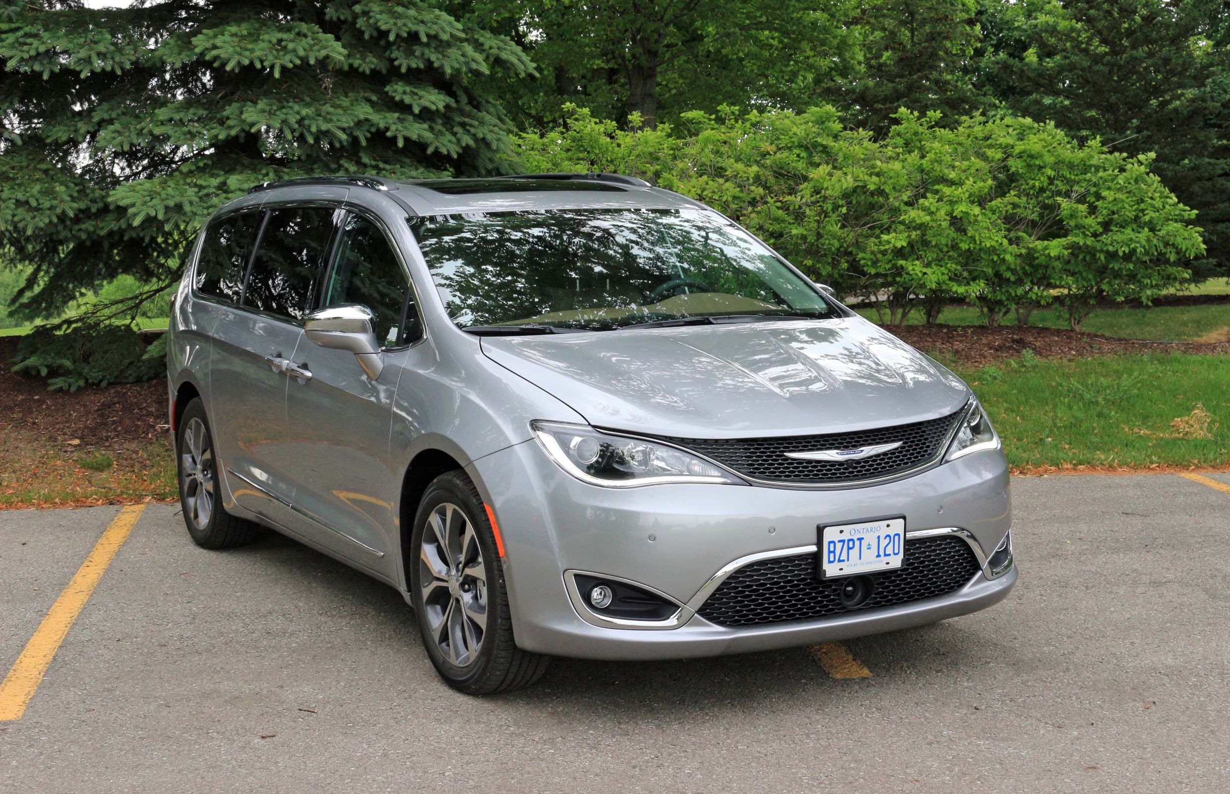 Minivan Review: 2017 Chrysler Pacifica Limited | Driving