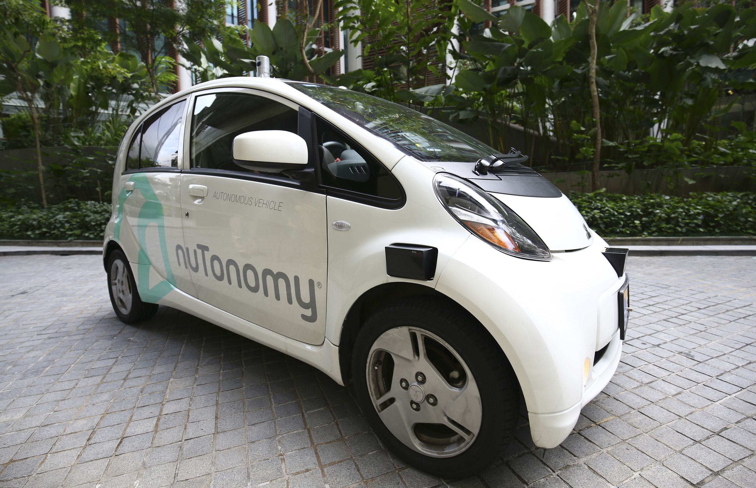 World's first autonomous taxis debut in Singapore | Driving