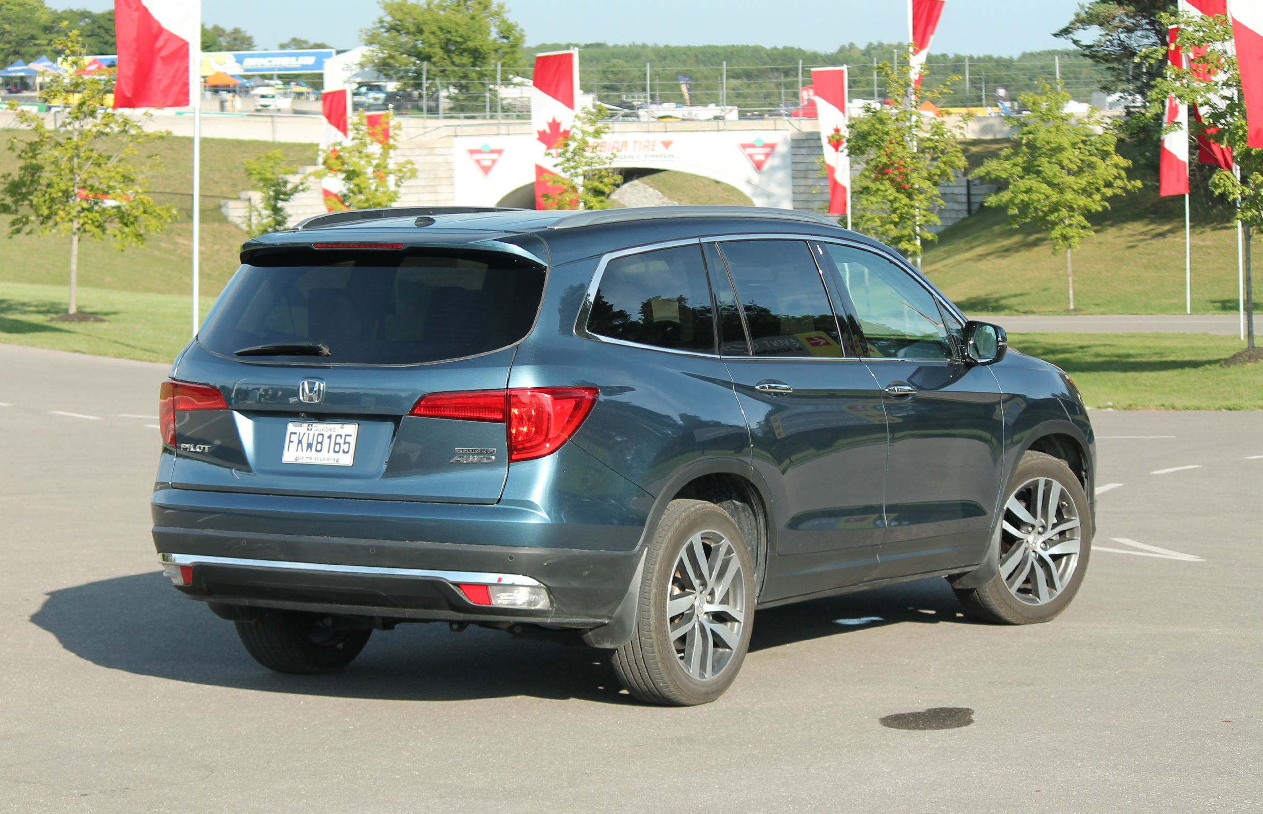 SUV Review: 2016 Honda Pilot Touring | Driving