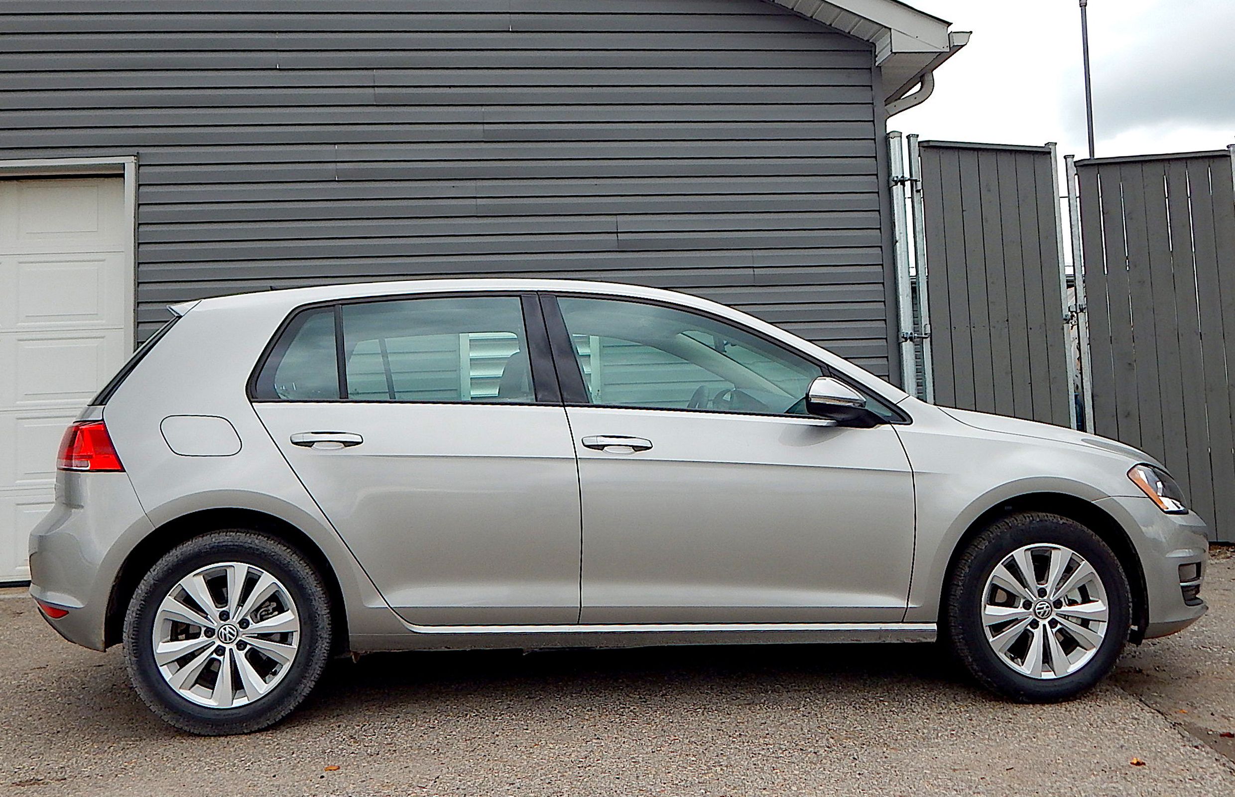 Car Review: 2017 Volkswagen Golf TSI Comfortline | Driving