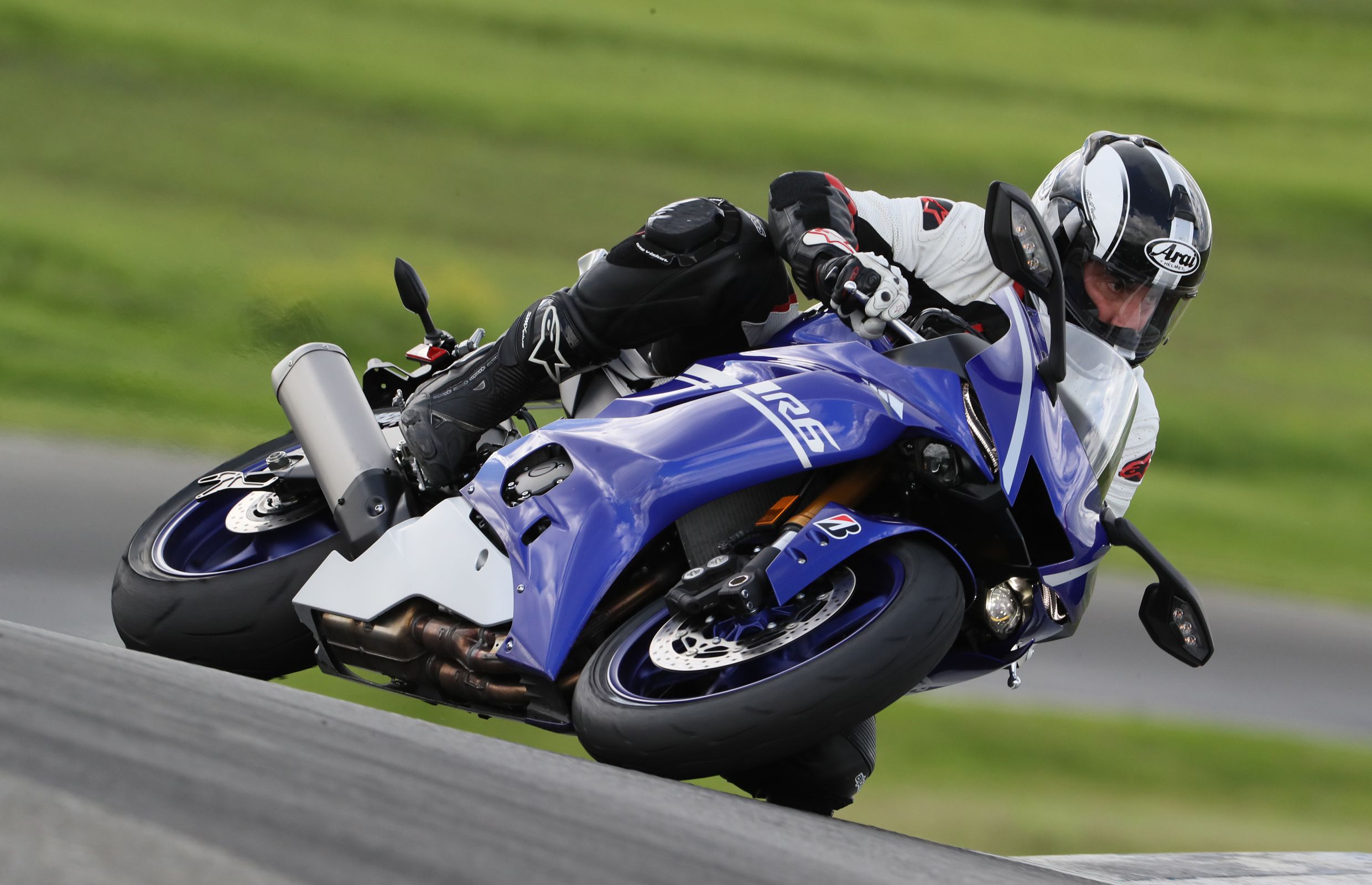 First Ride: 2017 Yamaha YZF-R6 | Driving
