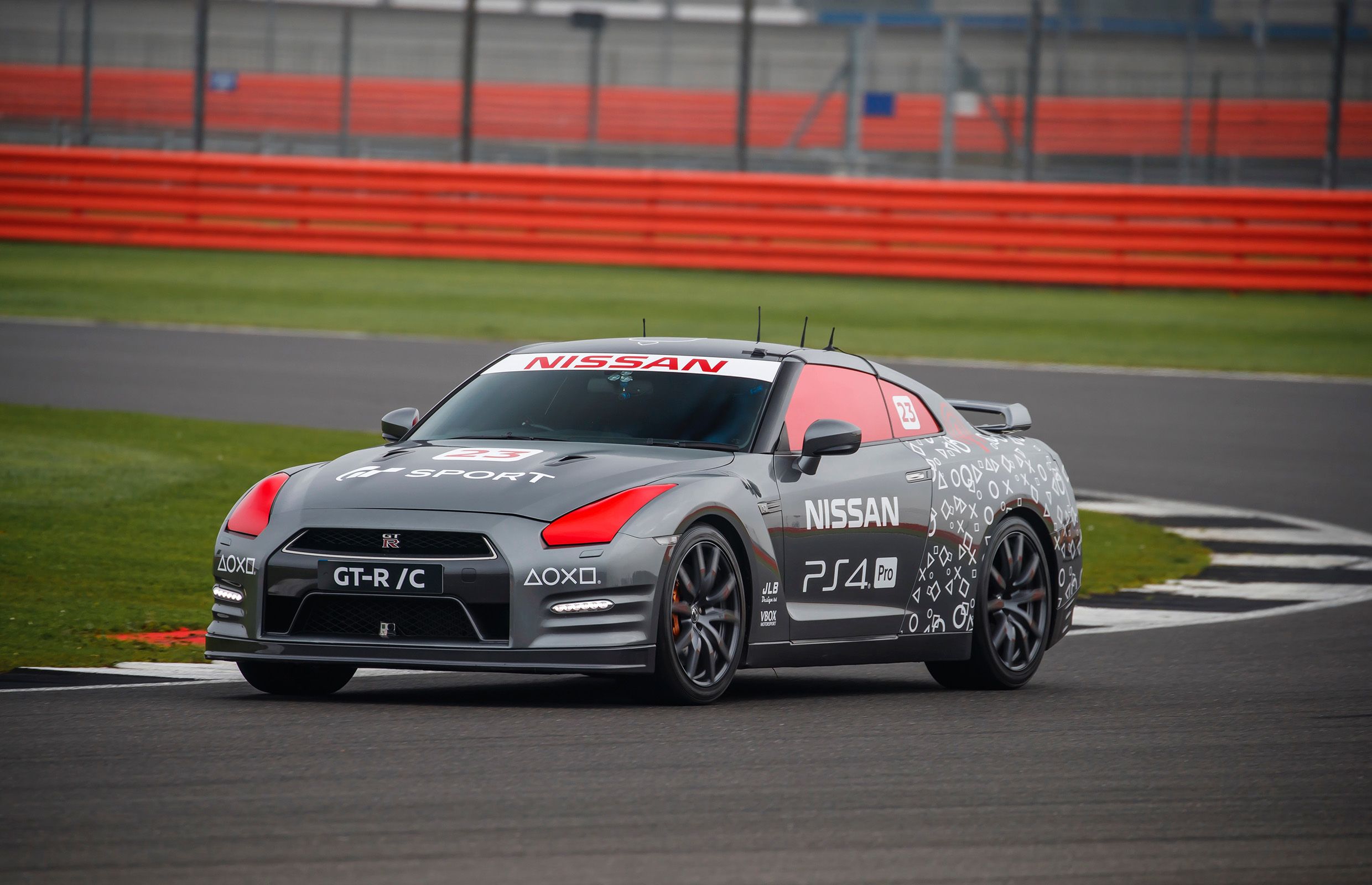 Remote-control Nissan GT-R tops 211 km/h around race track | Driving