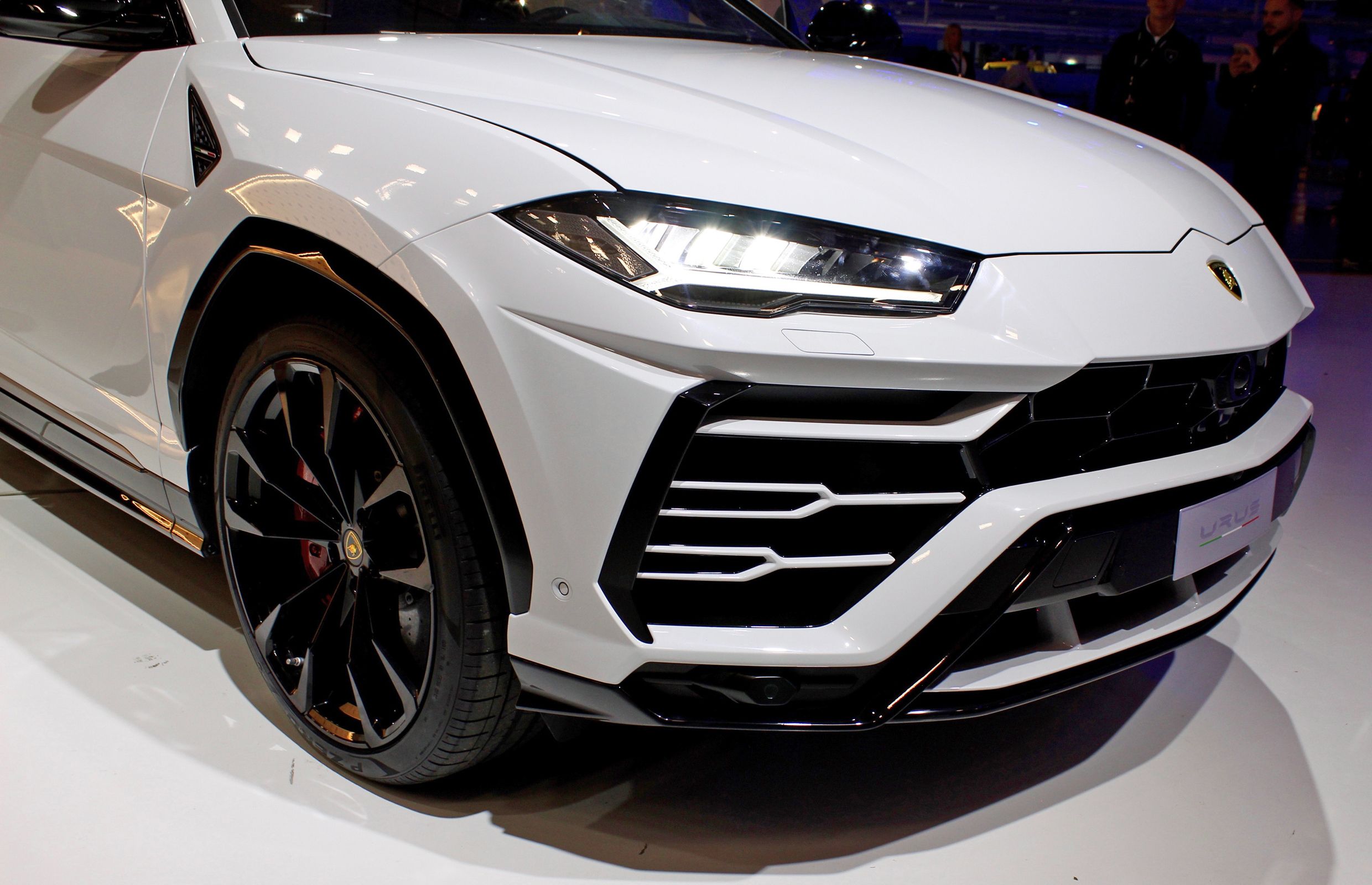 First Look: 2019 Lamborghini Urus | Driving