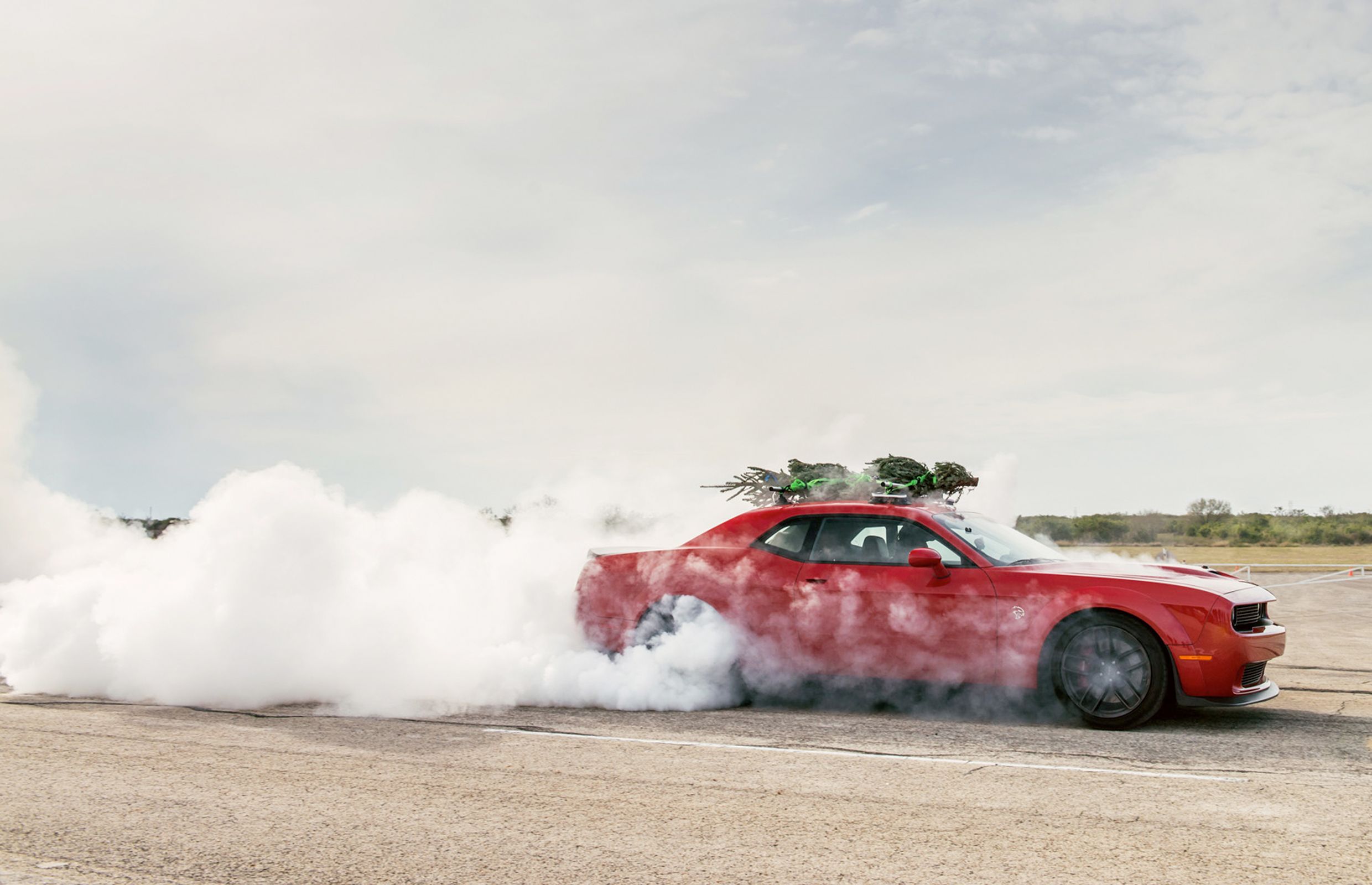Dodge Challenger Hellcat propels Christmas tree to 278 km/h | Driving