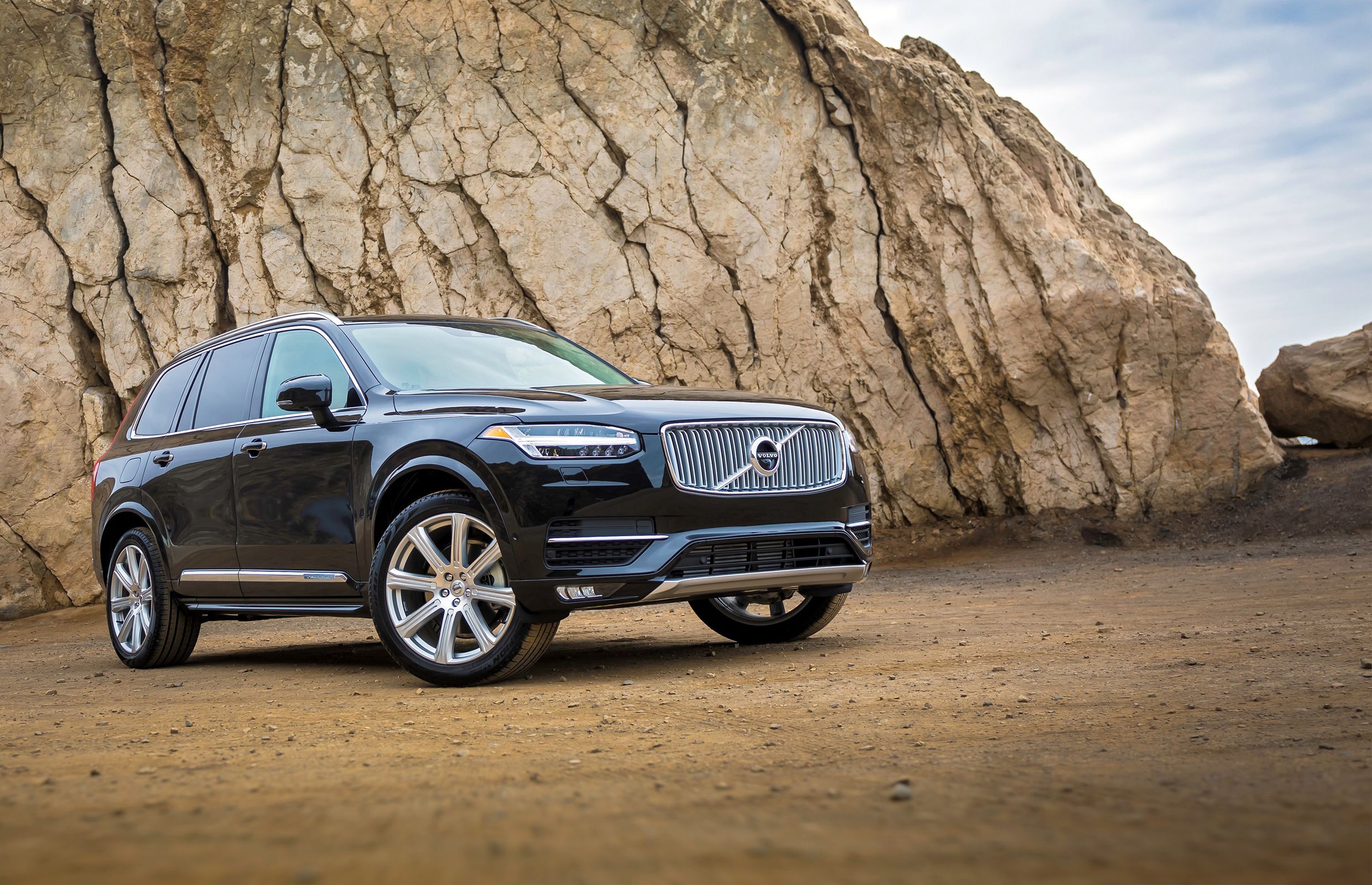 These AWD large luxury crossovers come with up to $7,000 off | Driving