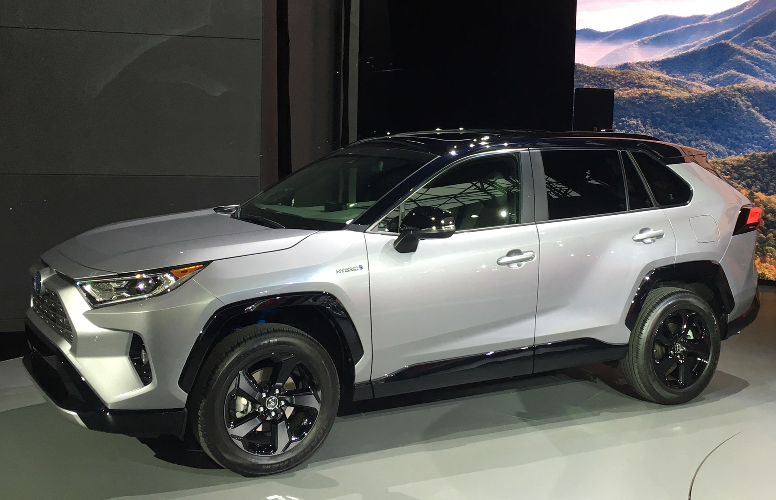2019 Toyota RAV4 grows up with more style, new powertrains | Driving