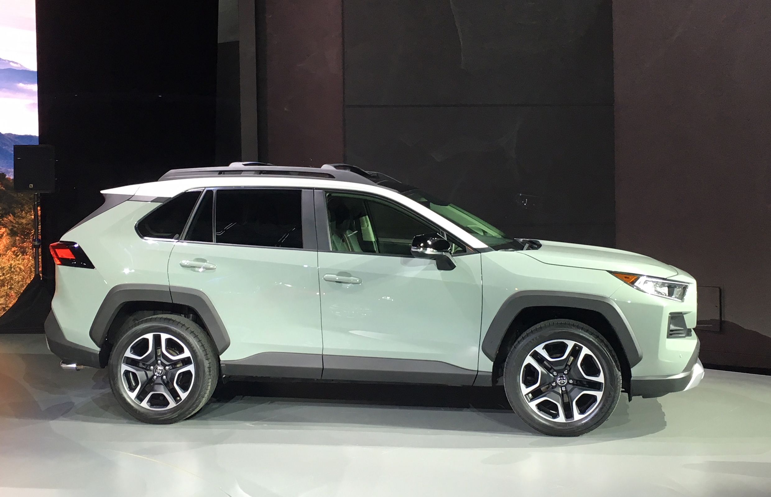 2019 Toyota RAV4 grows up with more style, new powertrains | Driving
