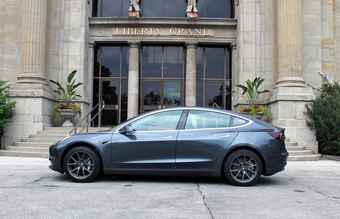 Car Review: 2018 Tesla Model 3 | Driving