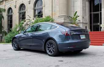 Car Review: 2018 Tesla Model 3 | Driving