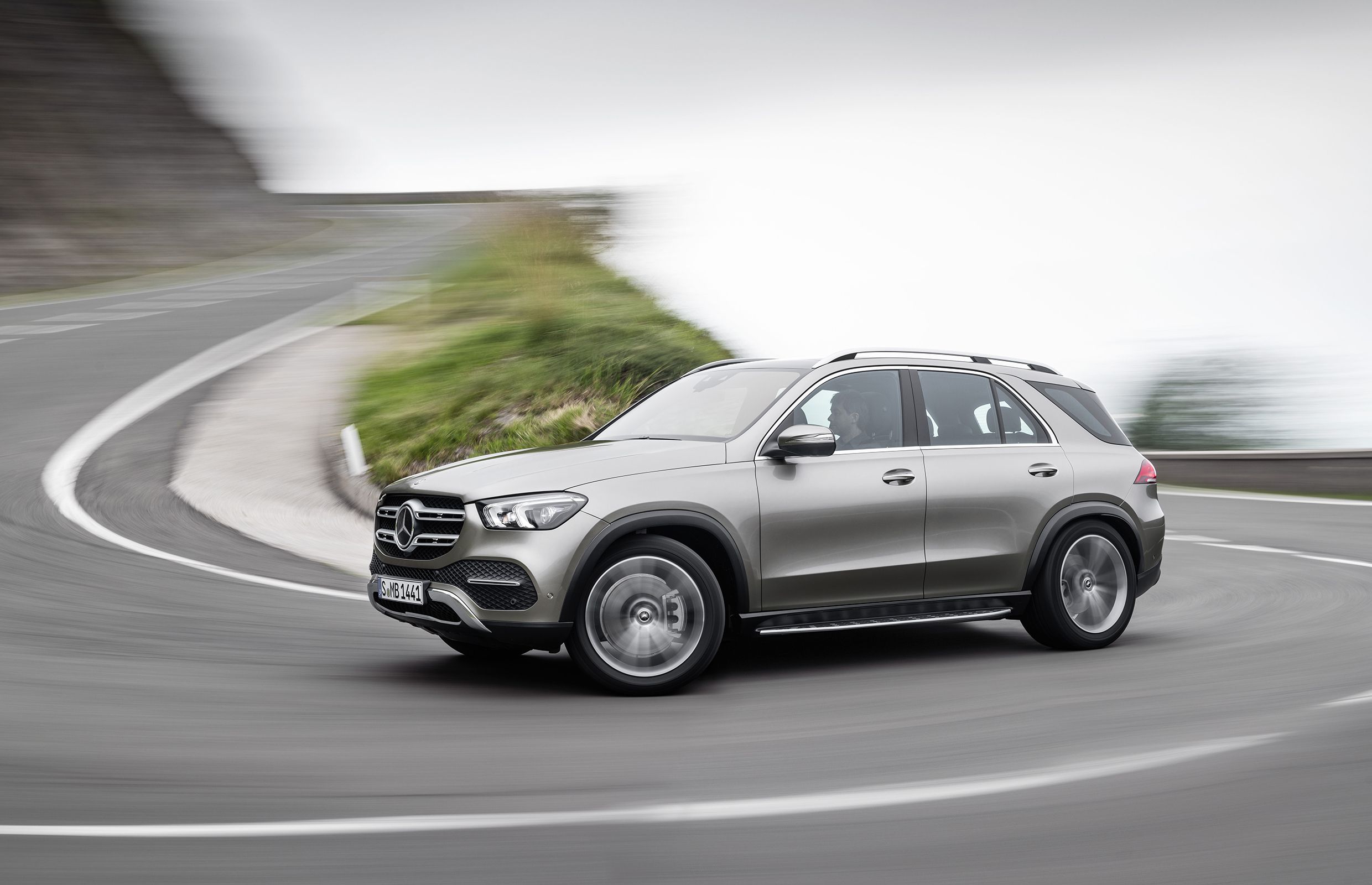 Mercedes' new, much-bigger 2020 GLE gets its six-cylinder back | Driving