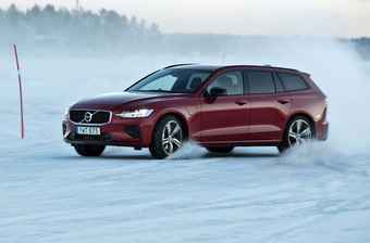 First Drive: 2020 Volvo V60 T8 R-Design | Driving