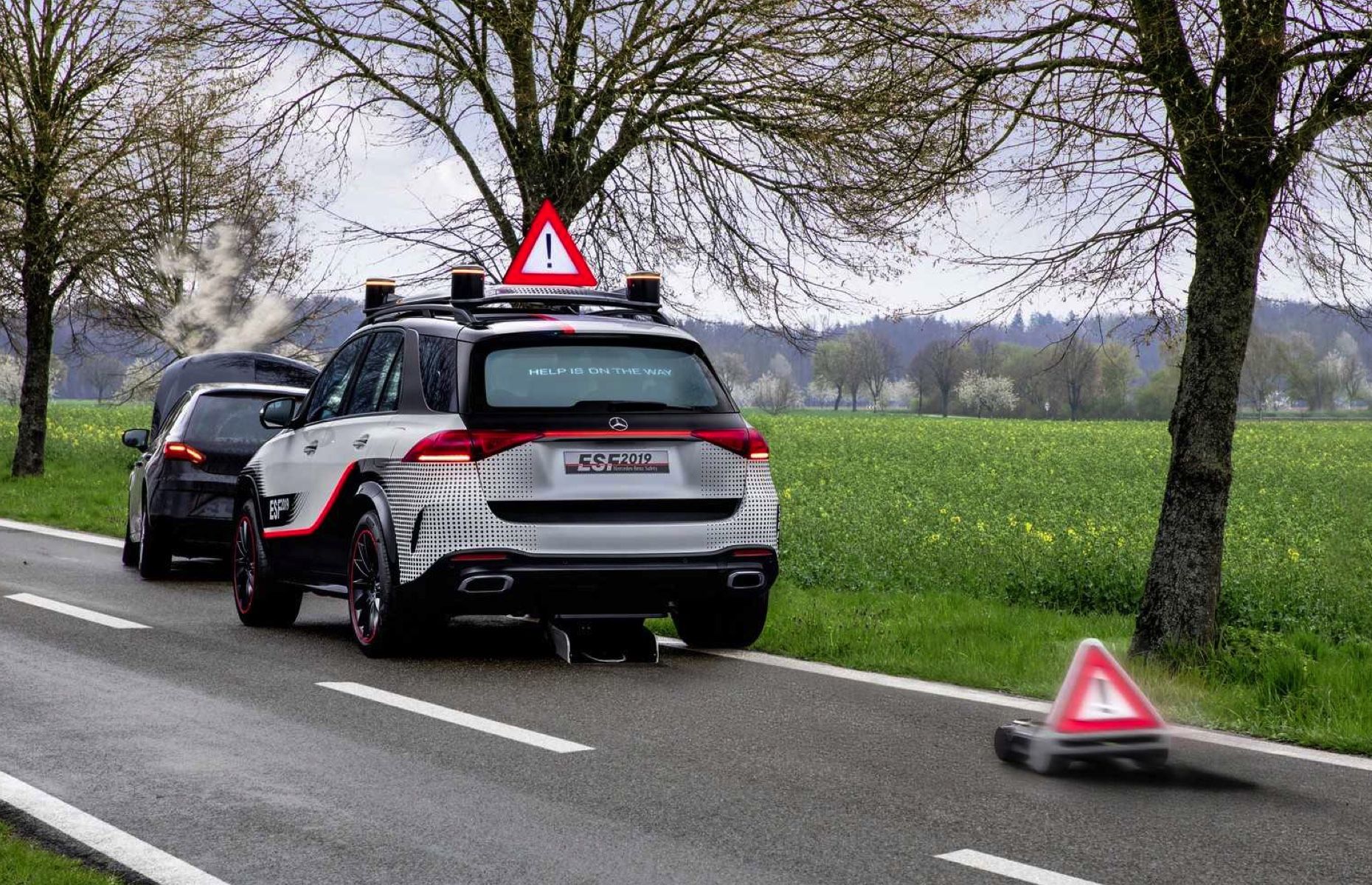 Mercedes-Benz imagines a future where cars use robots as warning ...