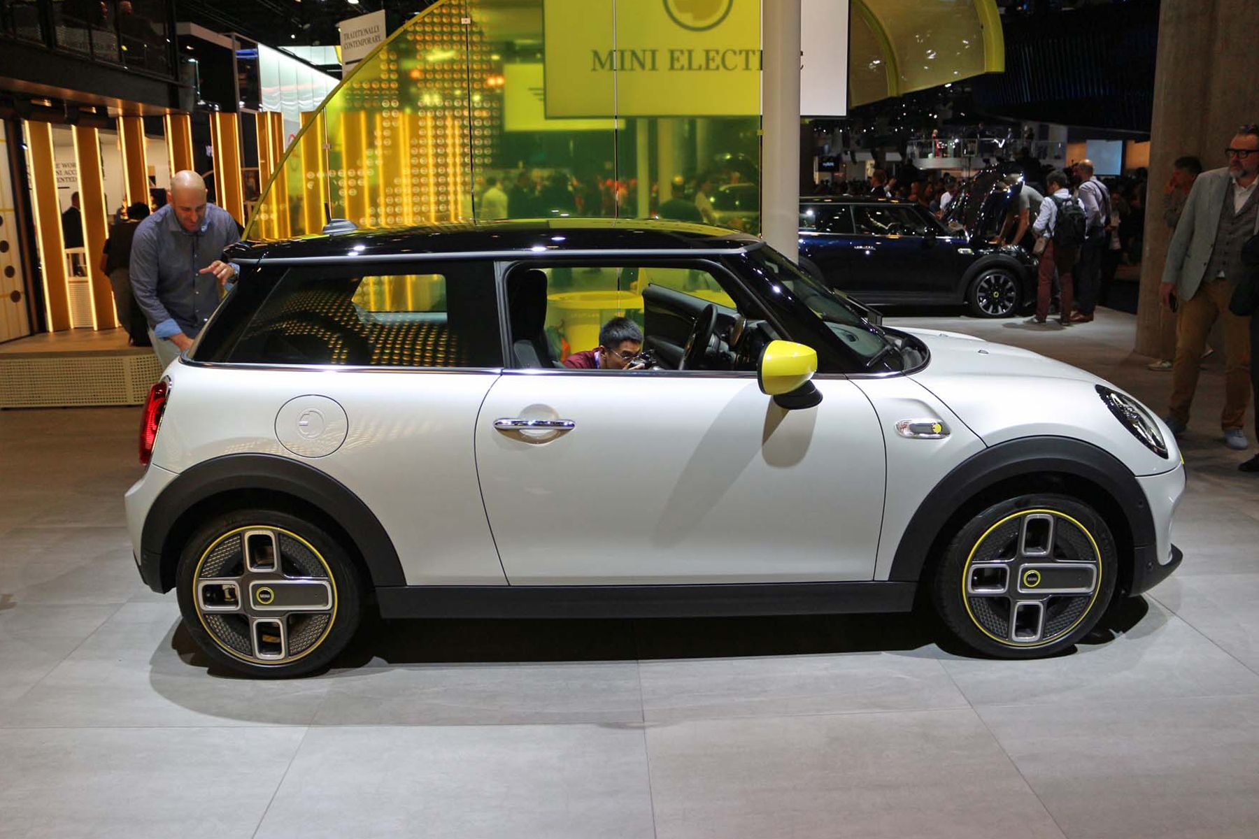 First Look: 2020 Mini Cooper S E | Driving