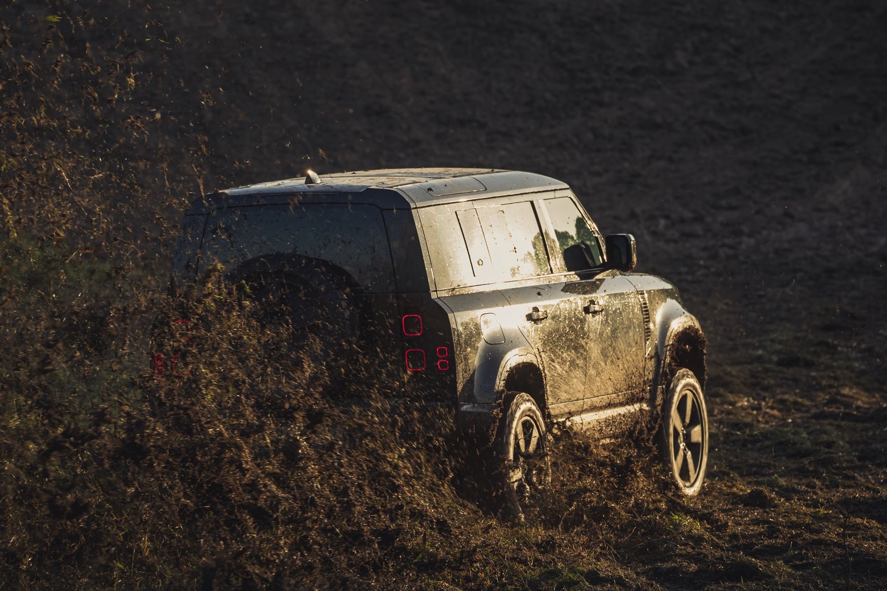 The new Land Rover Defender lands a role in the upcoming 007 movie ...